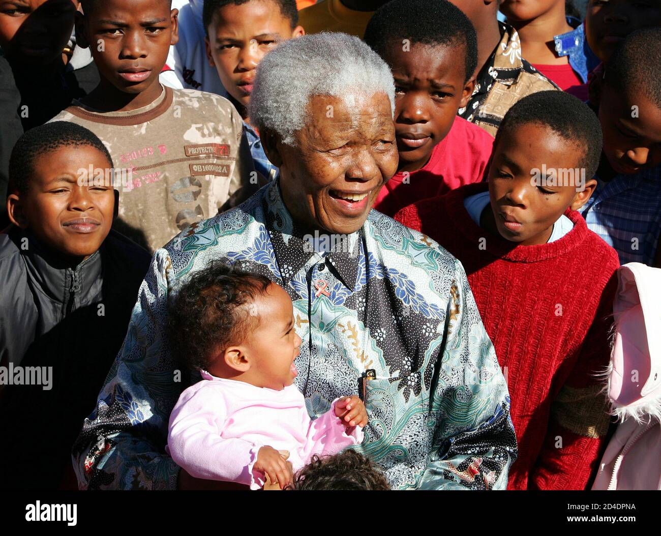 Nelson mandela with children hi-res stock photography and images - Alamy