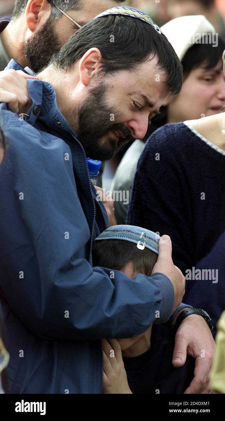 Israeli soldier cries during funeral hi-res stock photography and ...