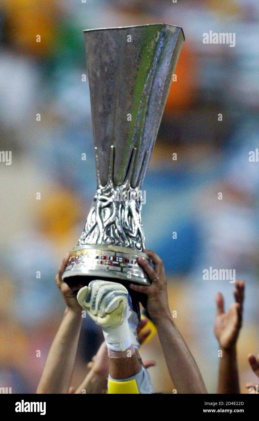 2003 uefa cup final porto celtic trophy hi-res stock photography and ...