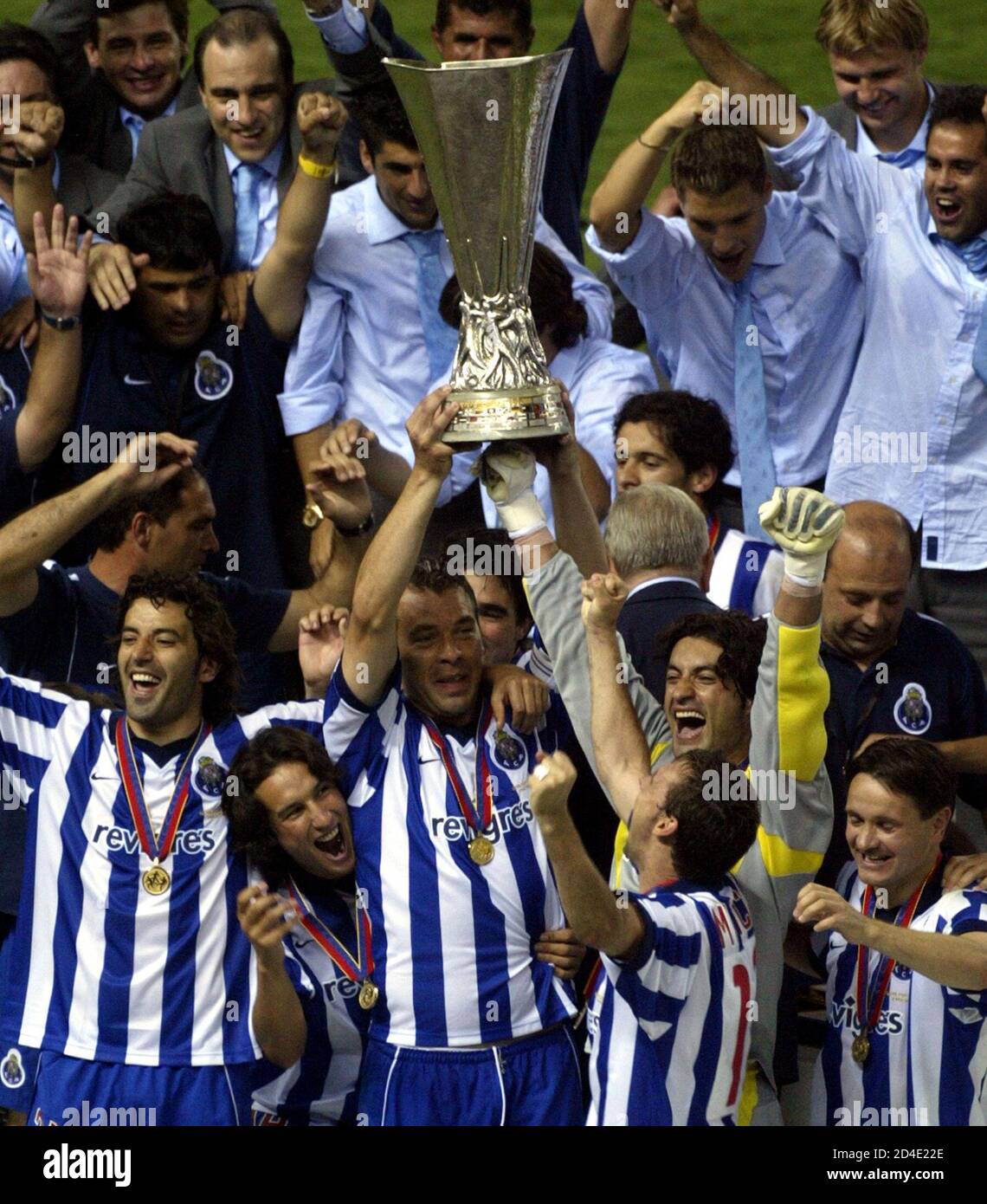 2003 uefa cup final porto celtic trophy hi-res stock photography and ...