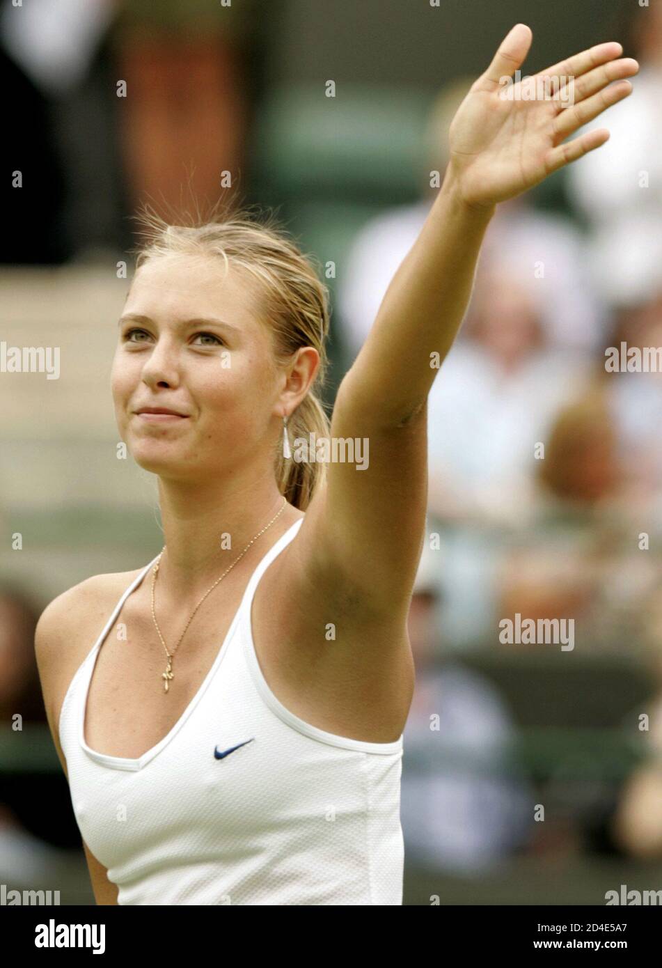Maria sharapova in 2004 wimbledon hi-res stock photography and images ...