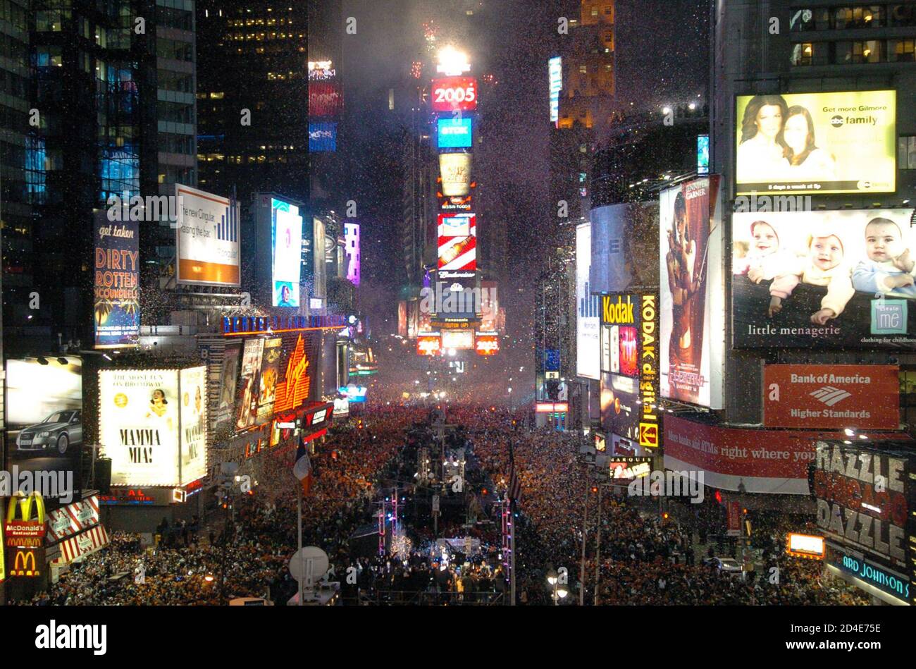 Times square new years eve confetti hi-res stock photography and images ...