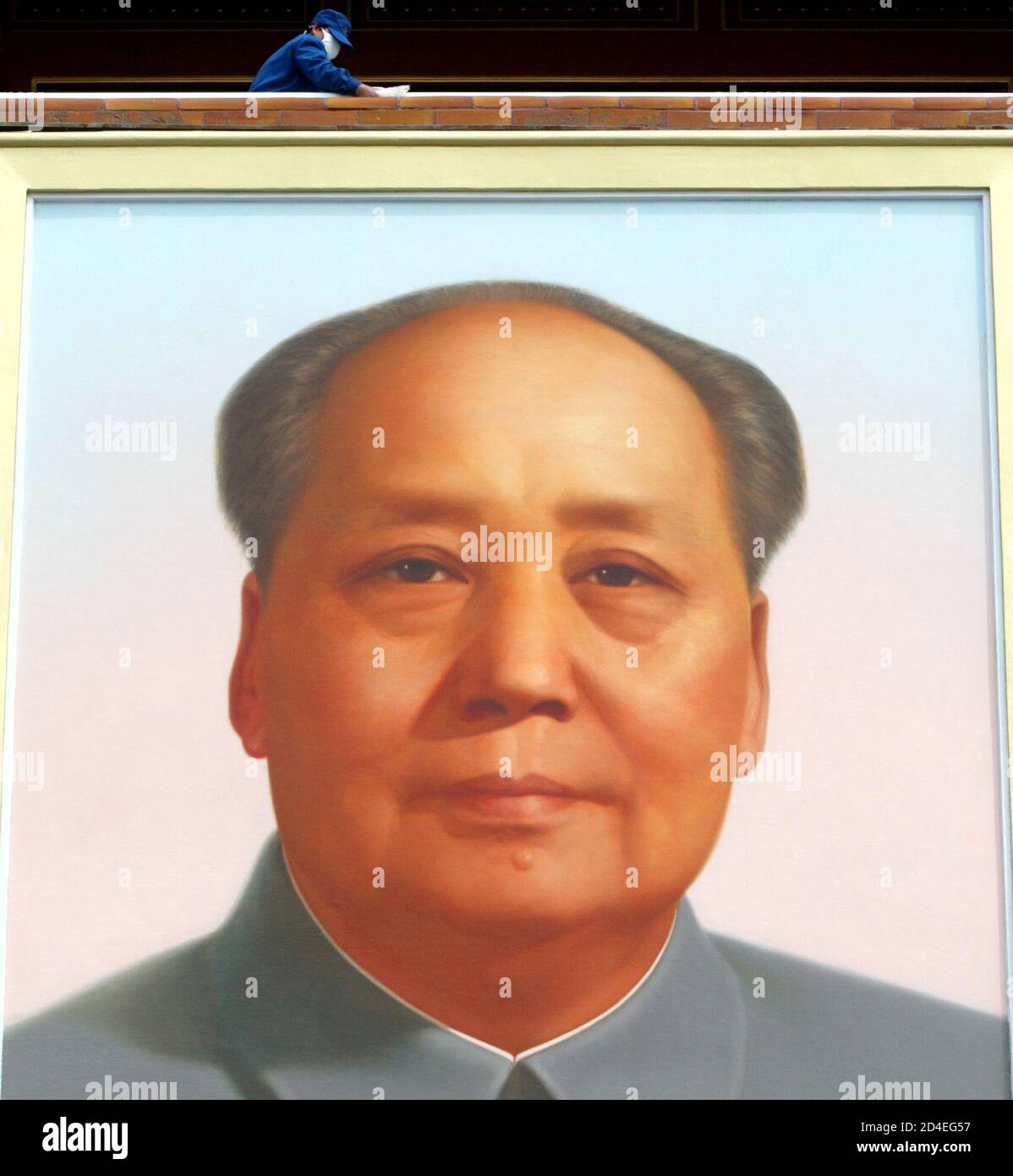 She cleans hi-res stock photography and images - Alamy