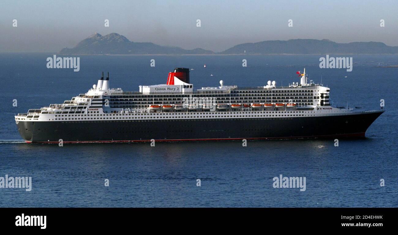 Largest luxury liner queen mary 2 hi-res stock photography and images ...