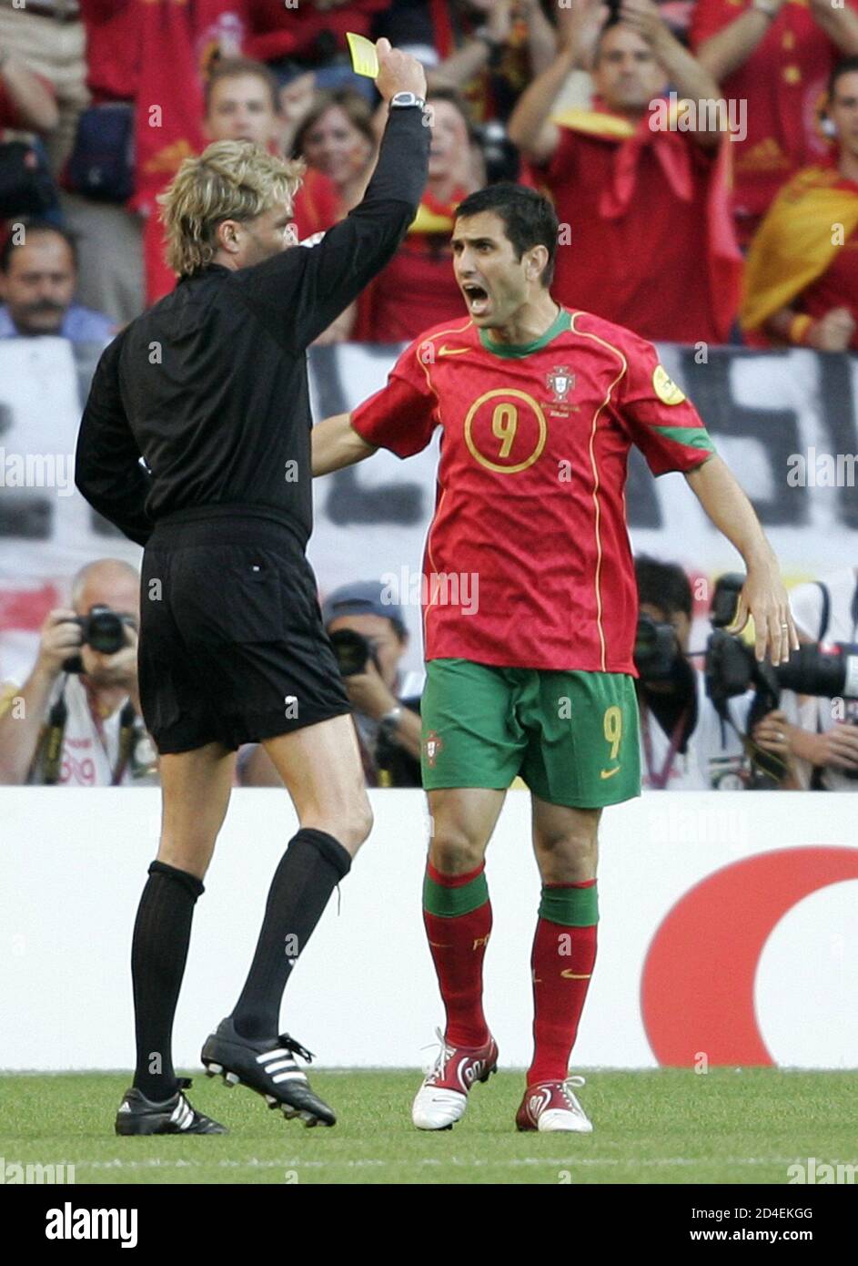 Referee anders frisk hi-res stock photography and images - Alamy