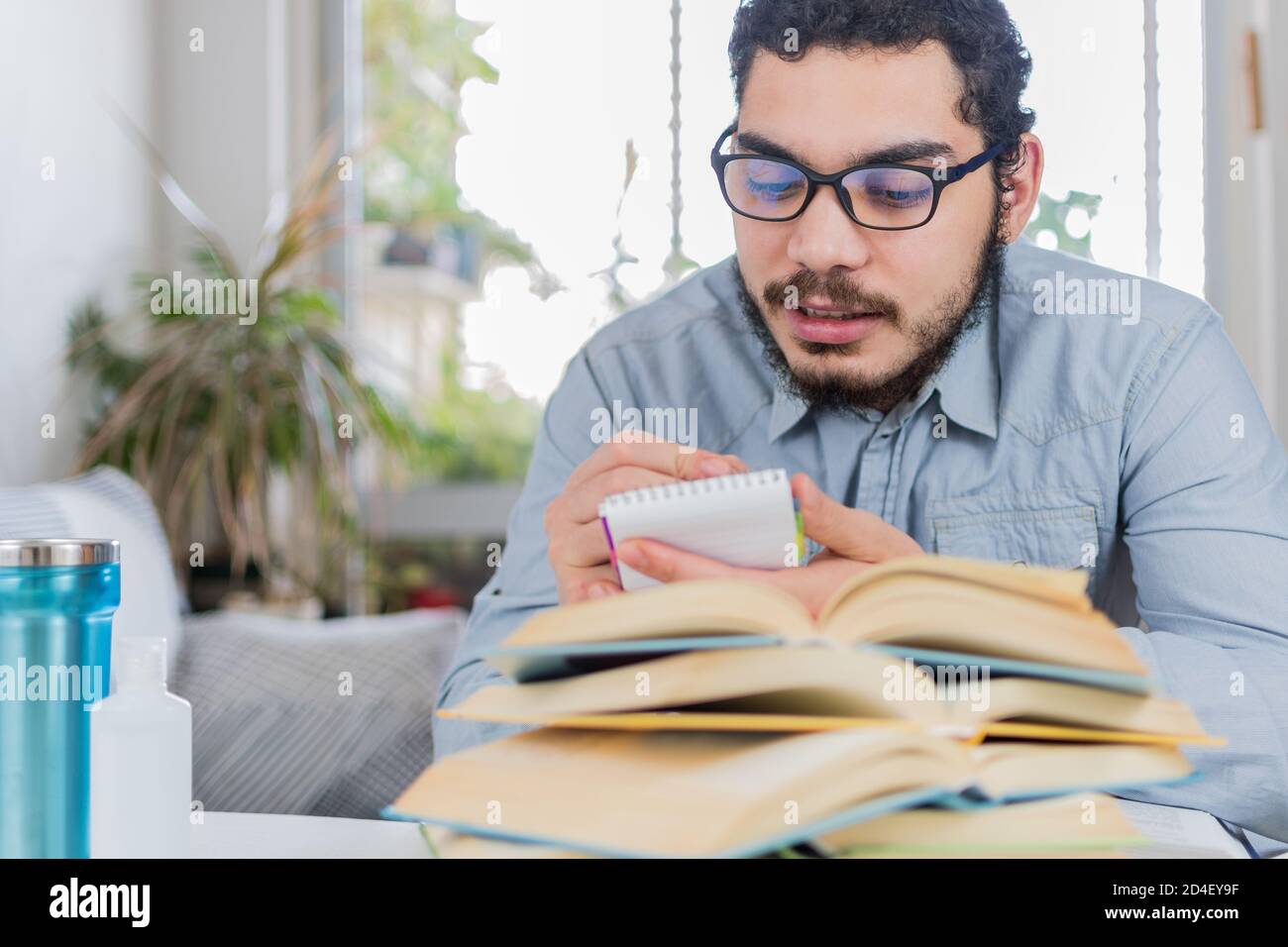 Class reading from books hi-res stock photography and images - Alamy