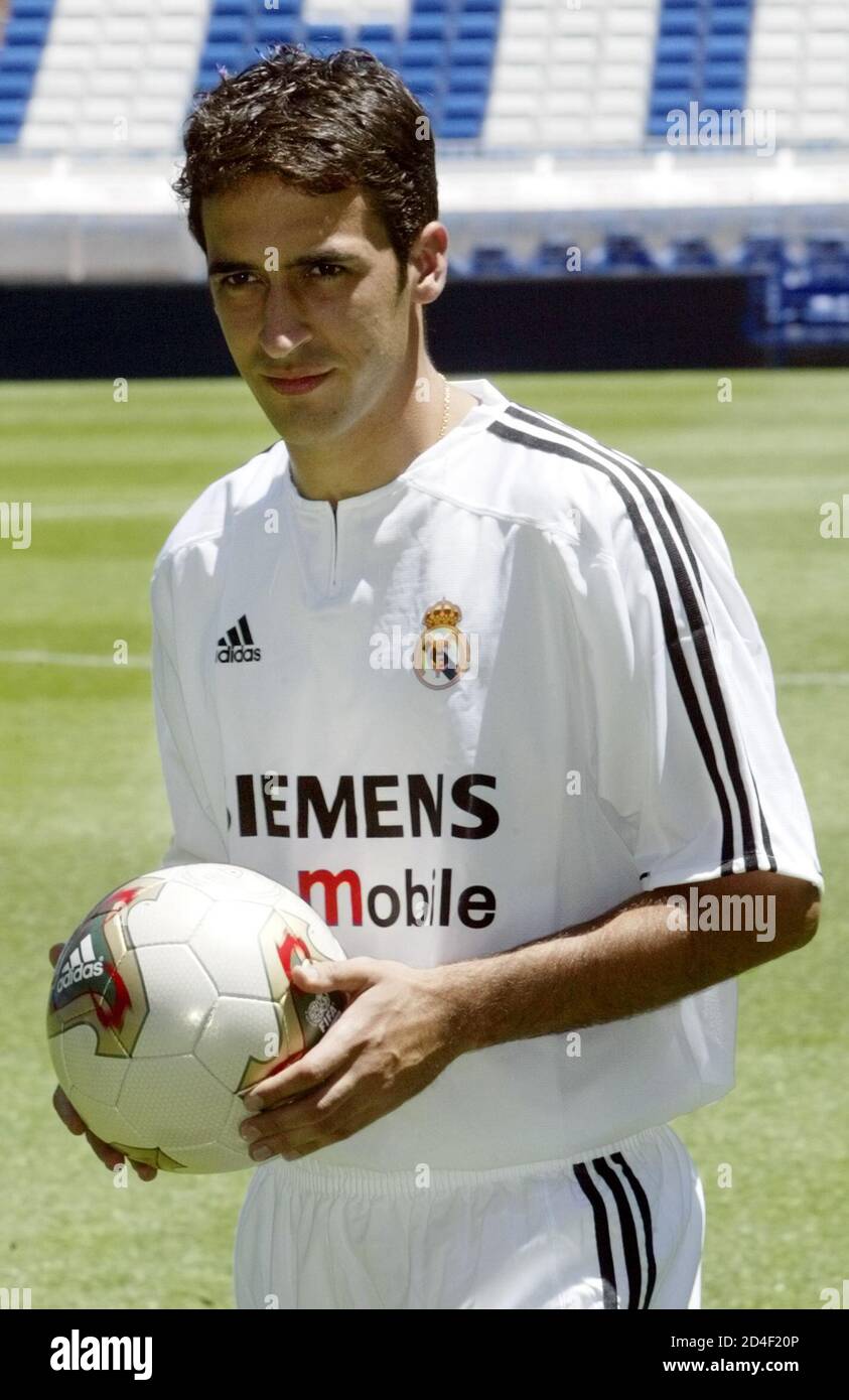Real madrid teams captain raul hi-res stock photography and images - Alamy