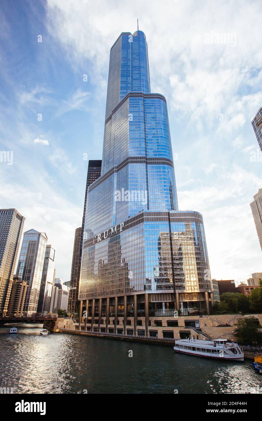 Chicago River Skyline and Trump Tower Stock Photo - Alamy