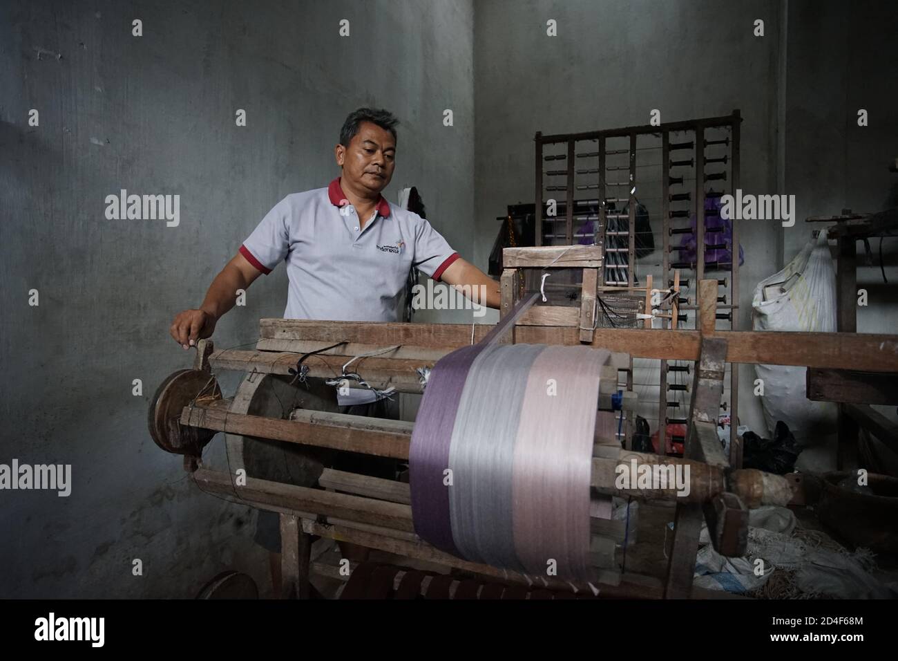 Traditional weaving method hi-res stock photography and images - Alamy