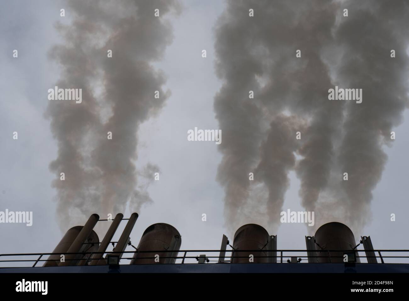 Smoke ship funnels hi-res stock photography and images - Alamy
