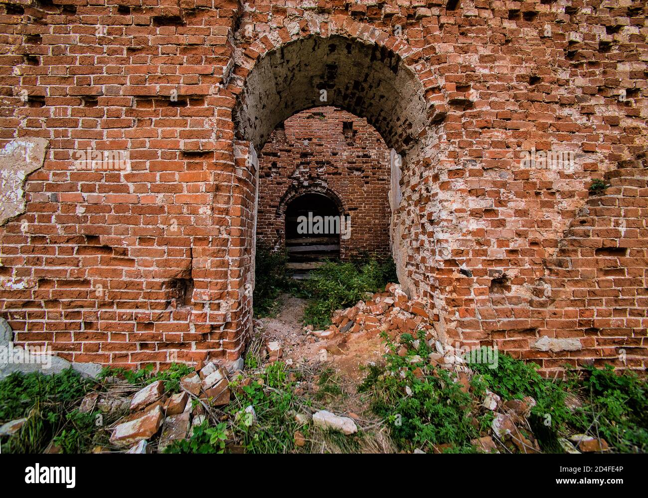 Arched entrance to the old destroyed brick building Stock Photo - Alamy