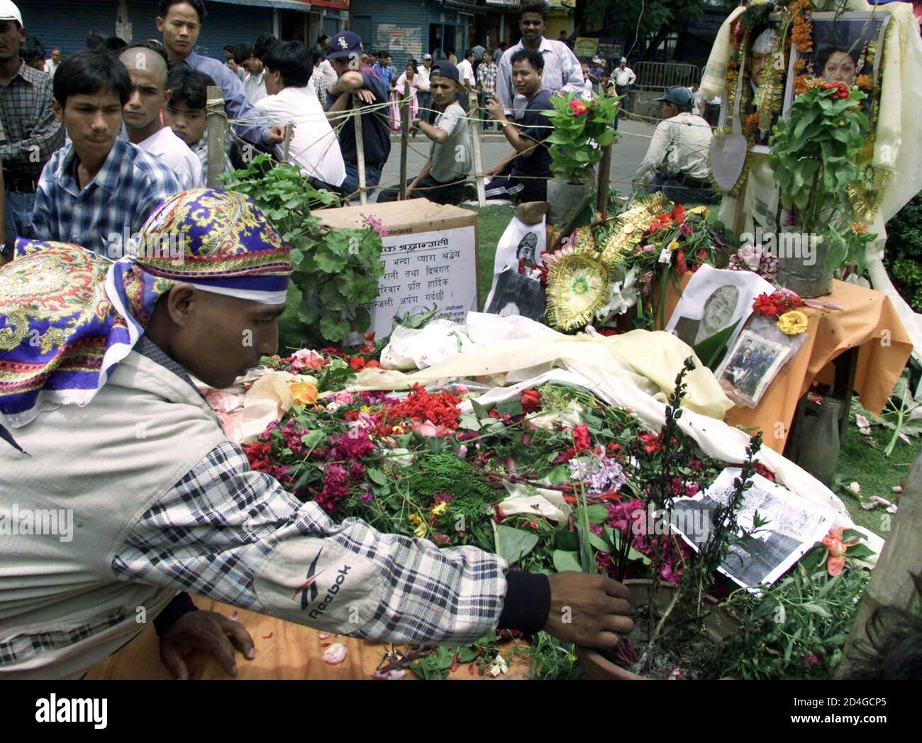 Nepal family 2001 hi-res stock photography and images - Alamy