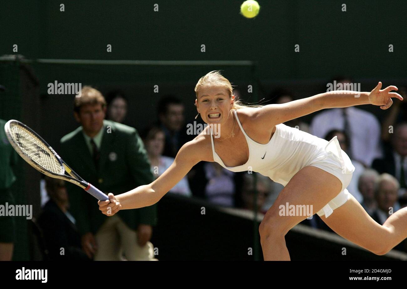 Maria sharapova in 2004 wimbledon hi-res stock photography and images ...
