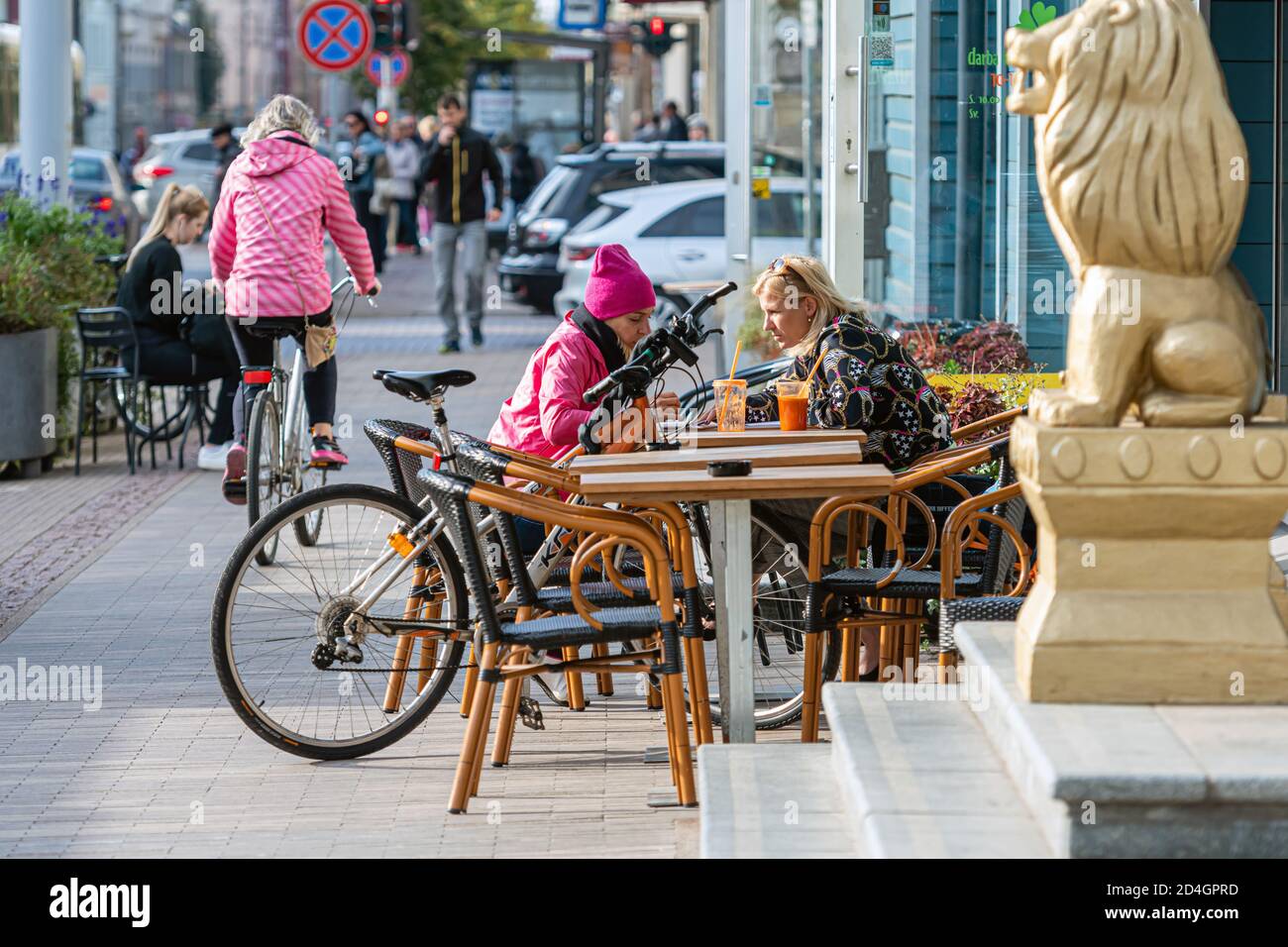 Street Cafe And Pedestrians High Resolution Stock Photography and ...