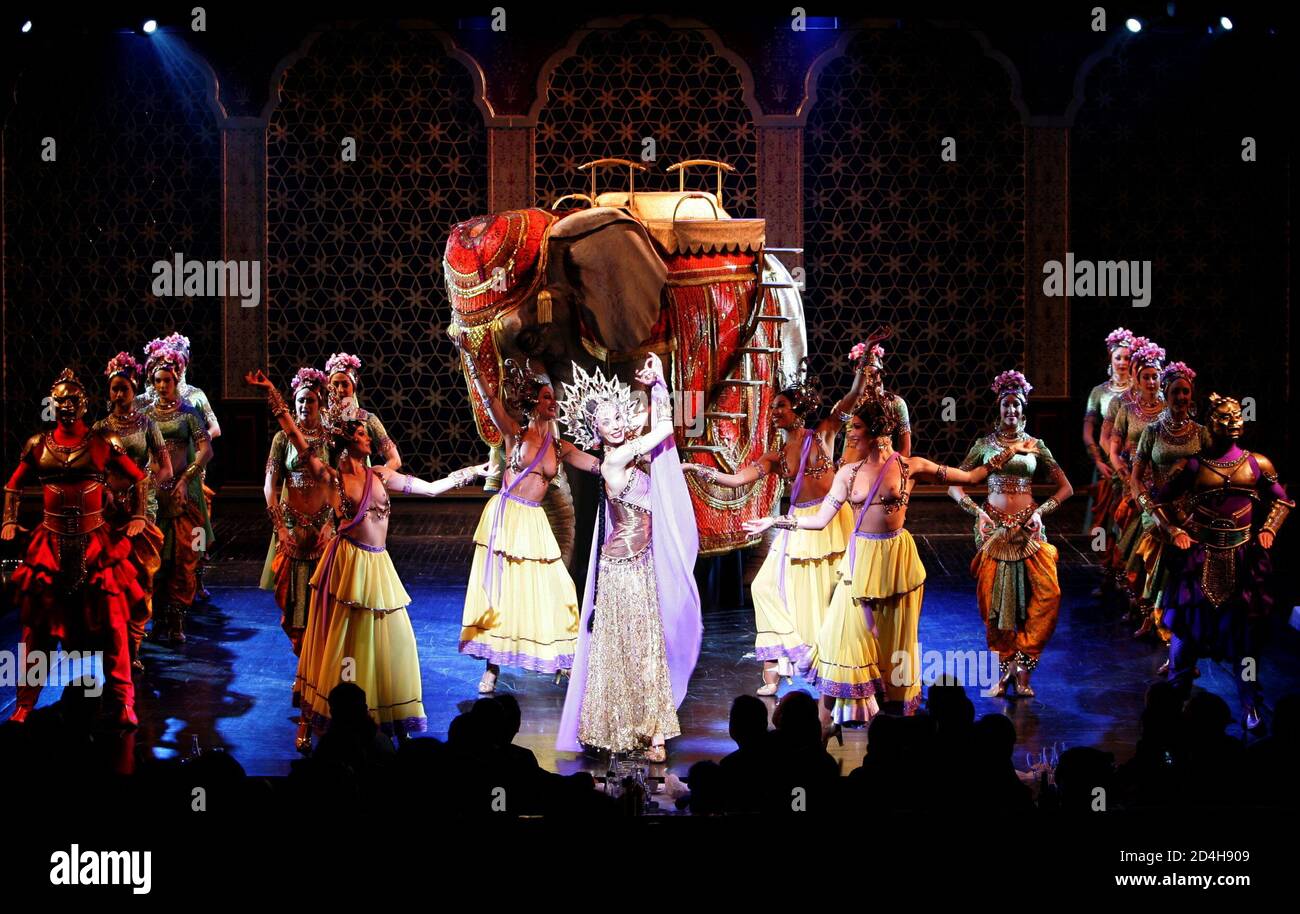 Revue dance hi-res stock photography and images - Alamy