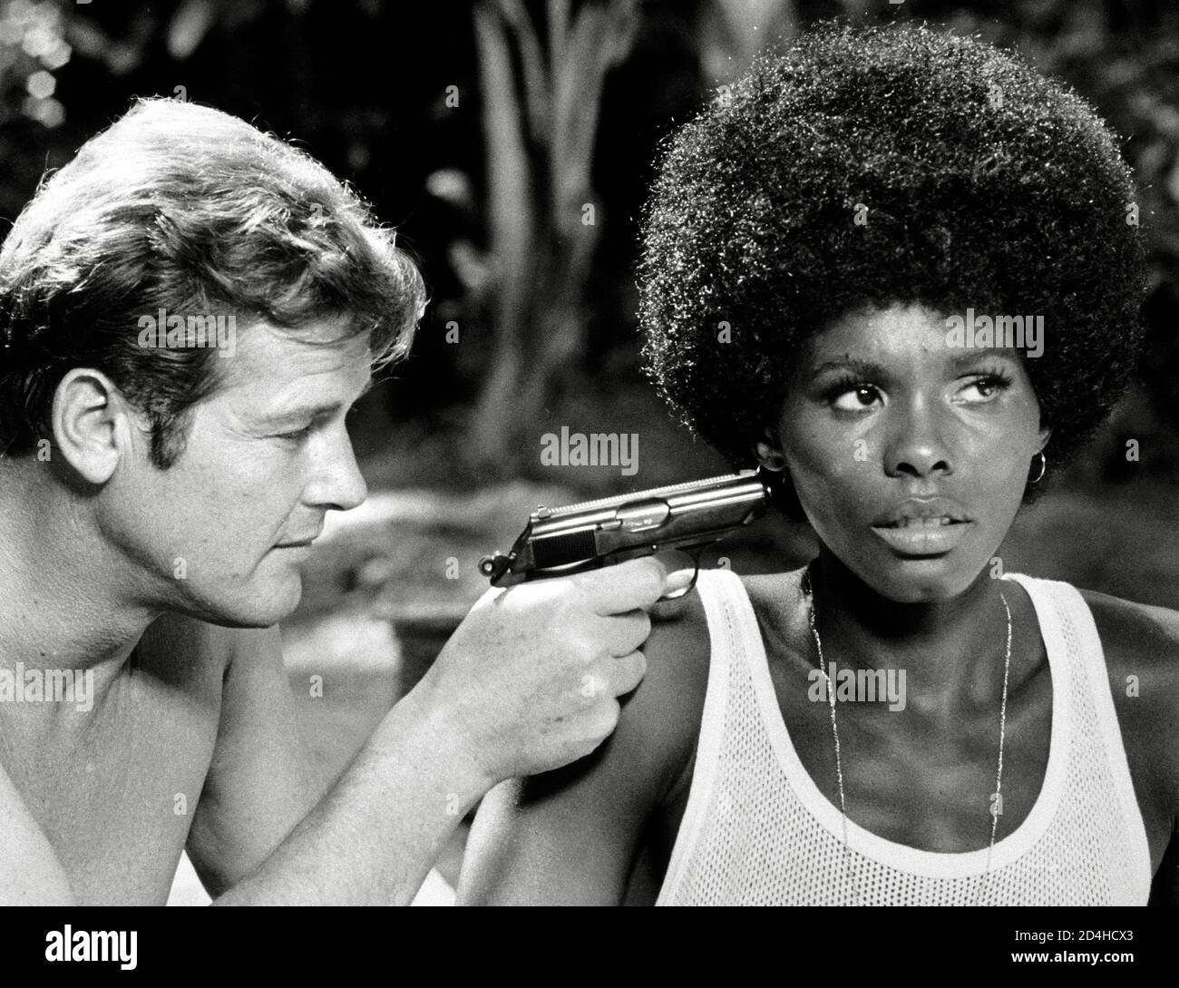 Gloria hendry roger moore hi-res stock photography and images - Alamy