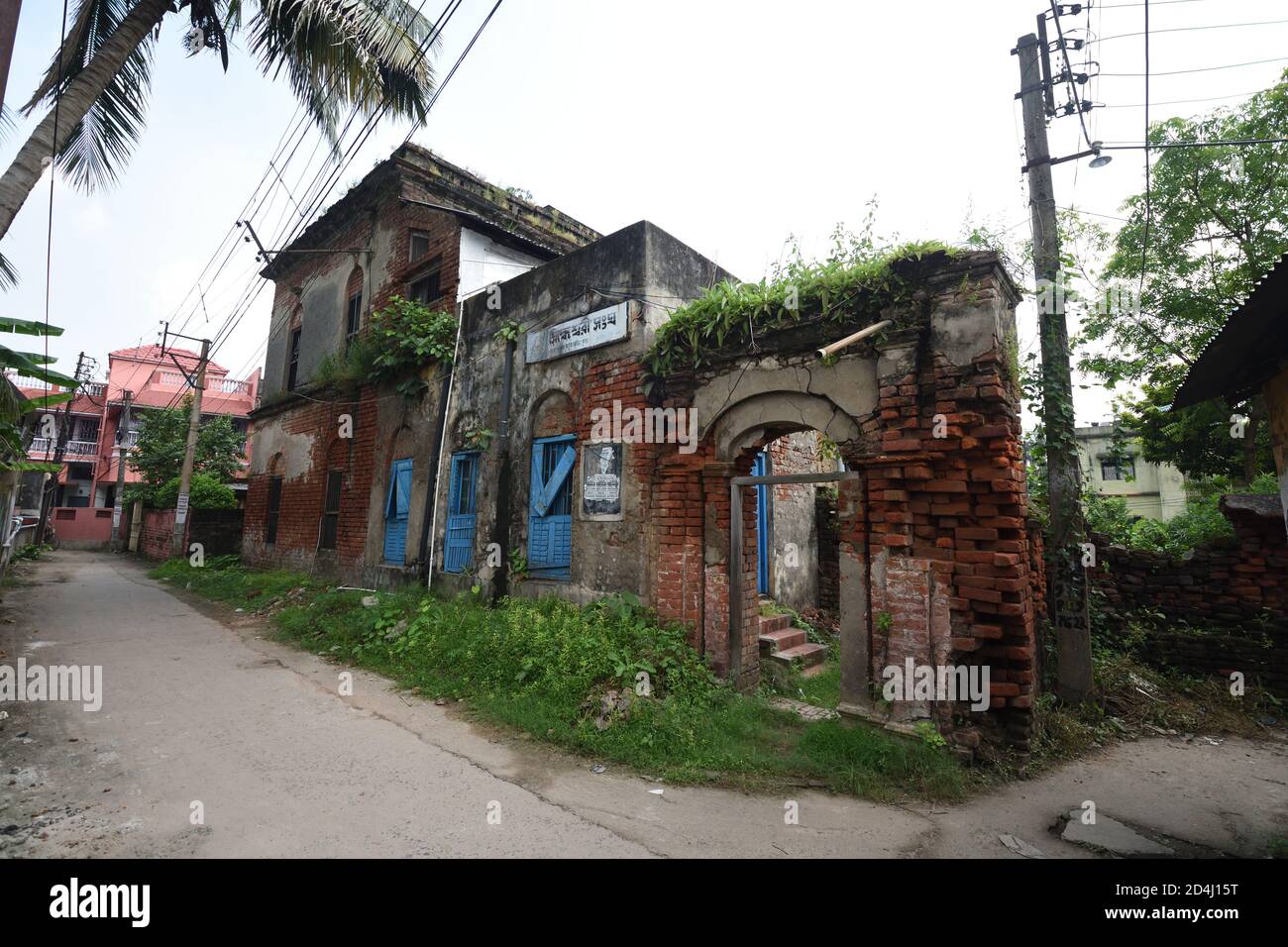 Unidentified old house besides the Durga Mandir of Dutta Chaudhury ...