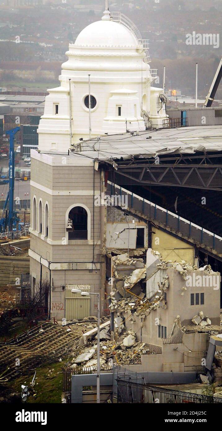 Soccer wembley twin towers demolition hi-res stock photography and ...