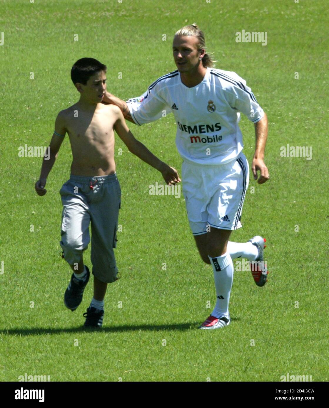 David beckham unveiled real madrid hi-res stock photography and images ...