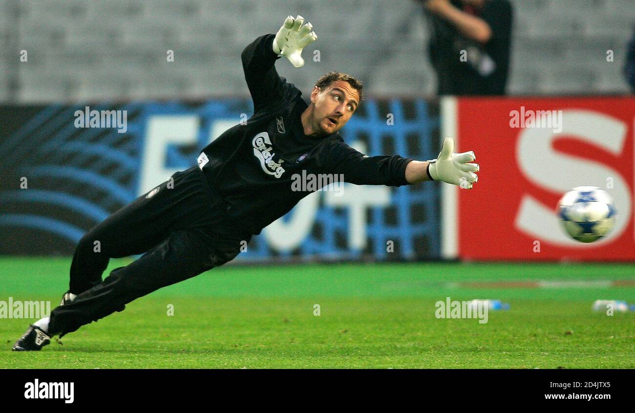 Liverpool goalkeeper jerzy dudek during hi-res stock photography and ...