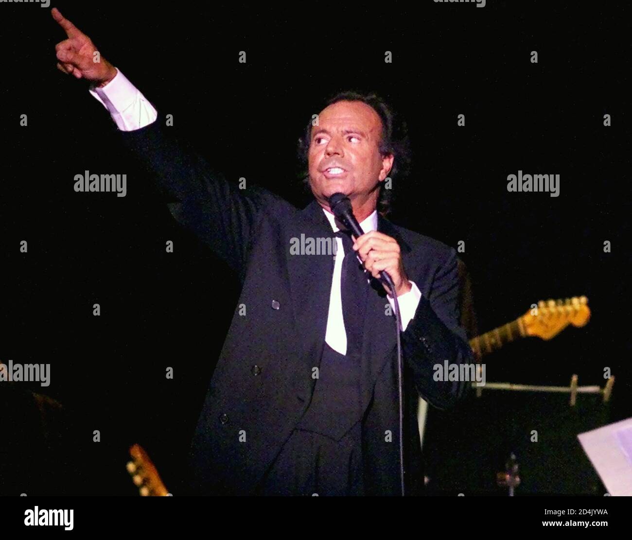 Julio iglesias singing hi-res stock photography and images - Alamy
