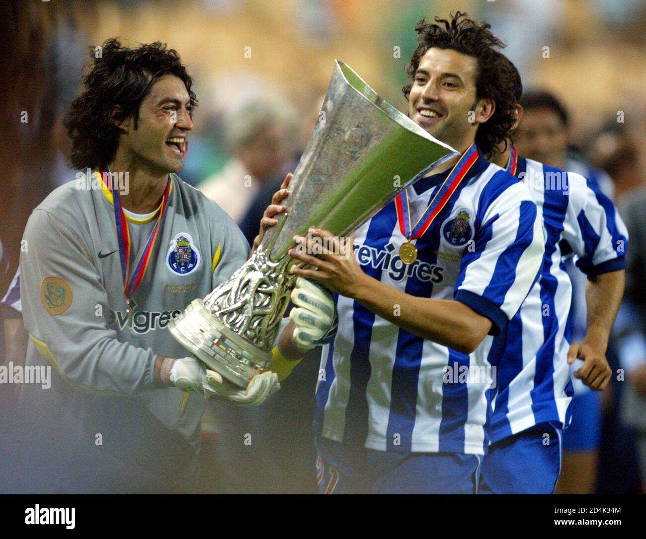 2003 uefa cup final porto celtic trophy hi-res stock photography and ...
