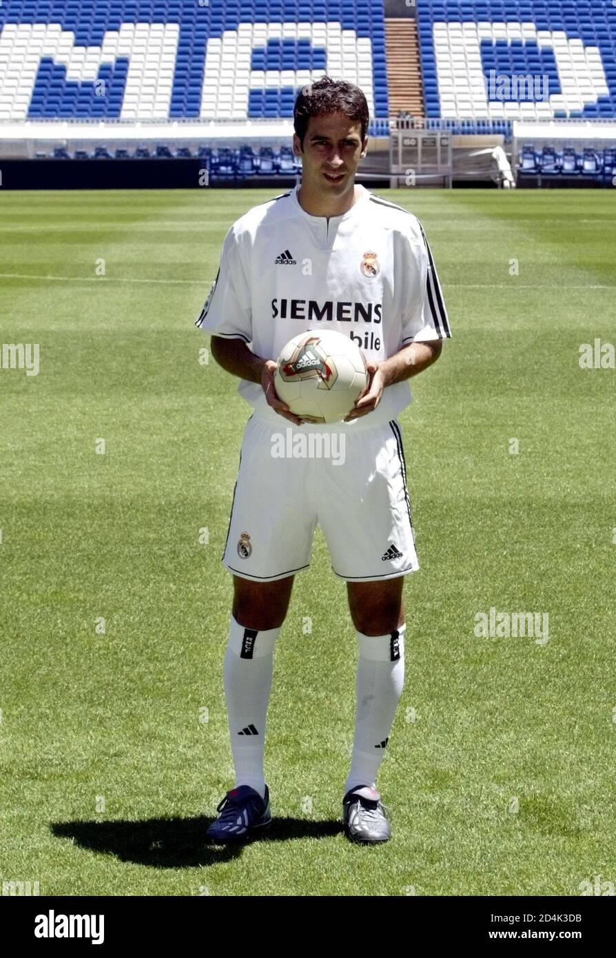 Real madrid teams captain raul hi-res stock photography and images - Alamy