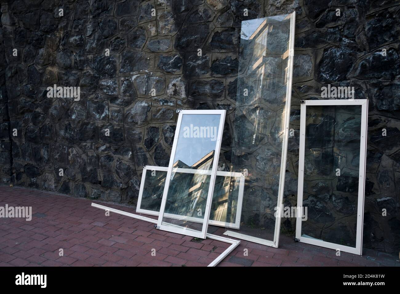 Reflections in buildings windows hi-res stock photography and images ...