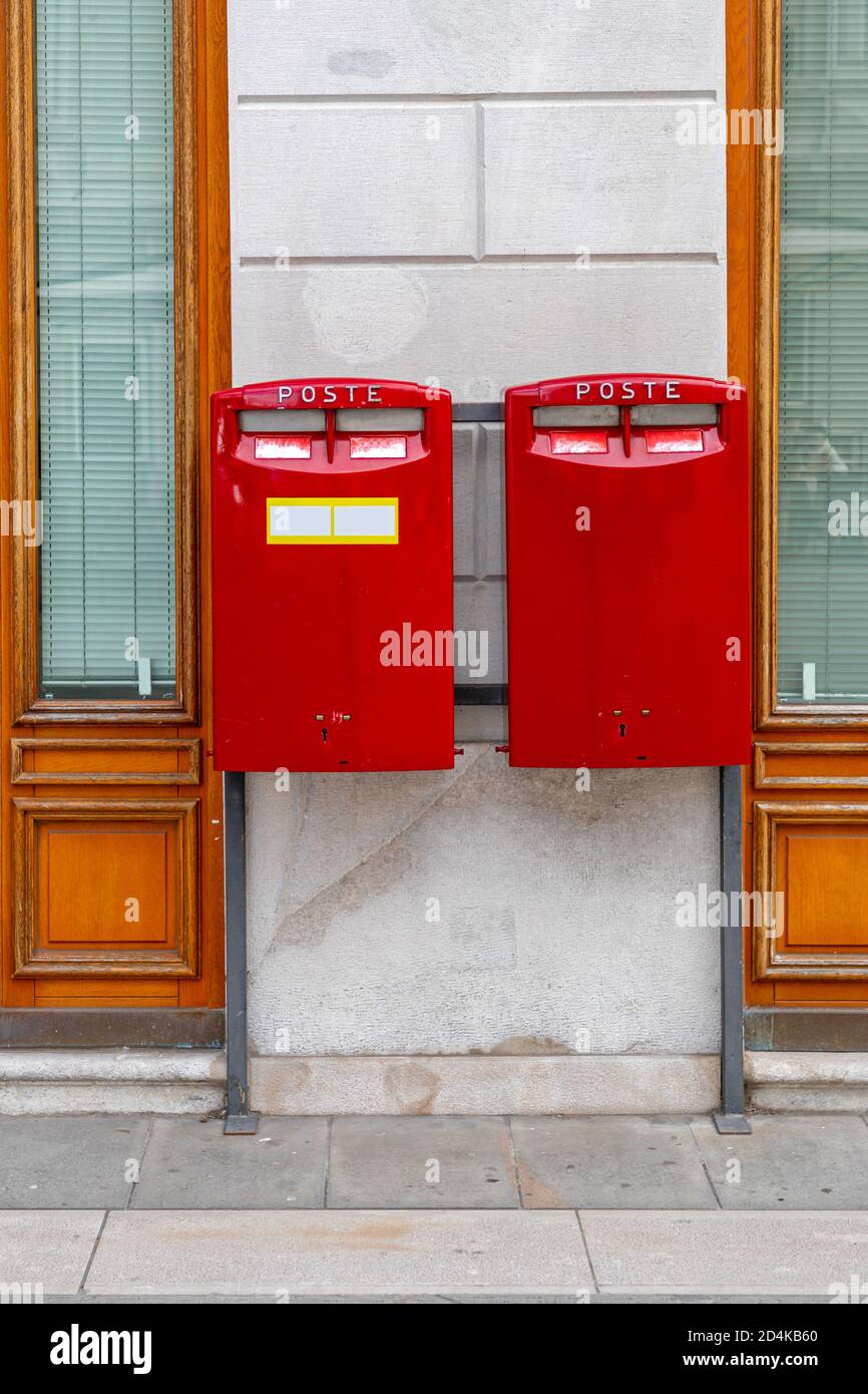 Red post boxes hi-res stock photography and images - Alamy