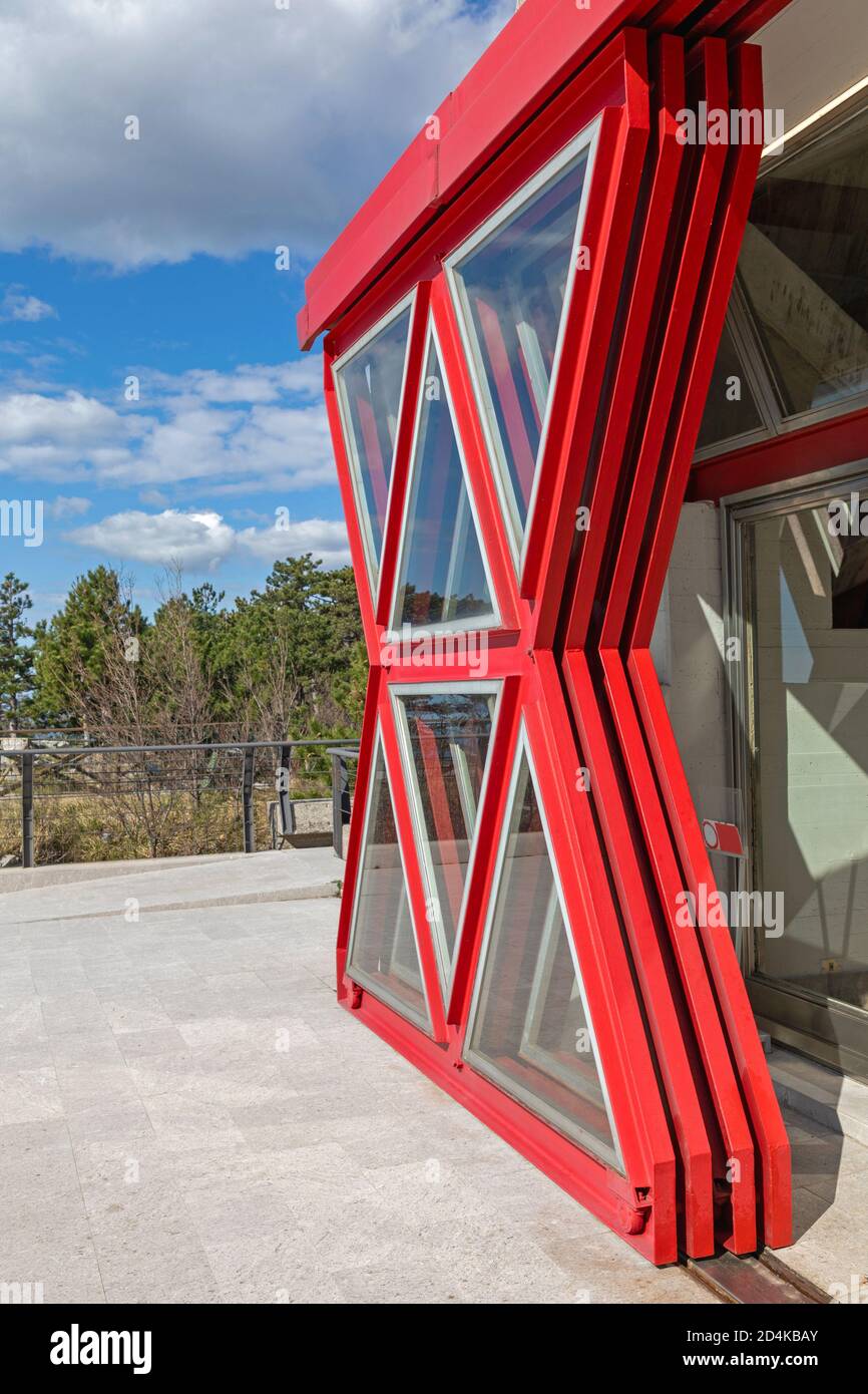 Red sliding doors hi-res stock photography and images - Alamy