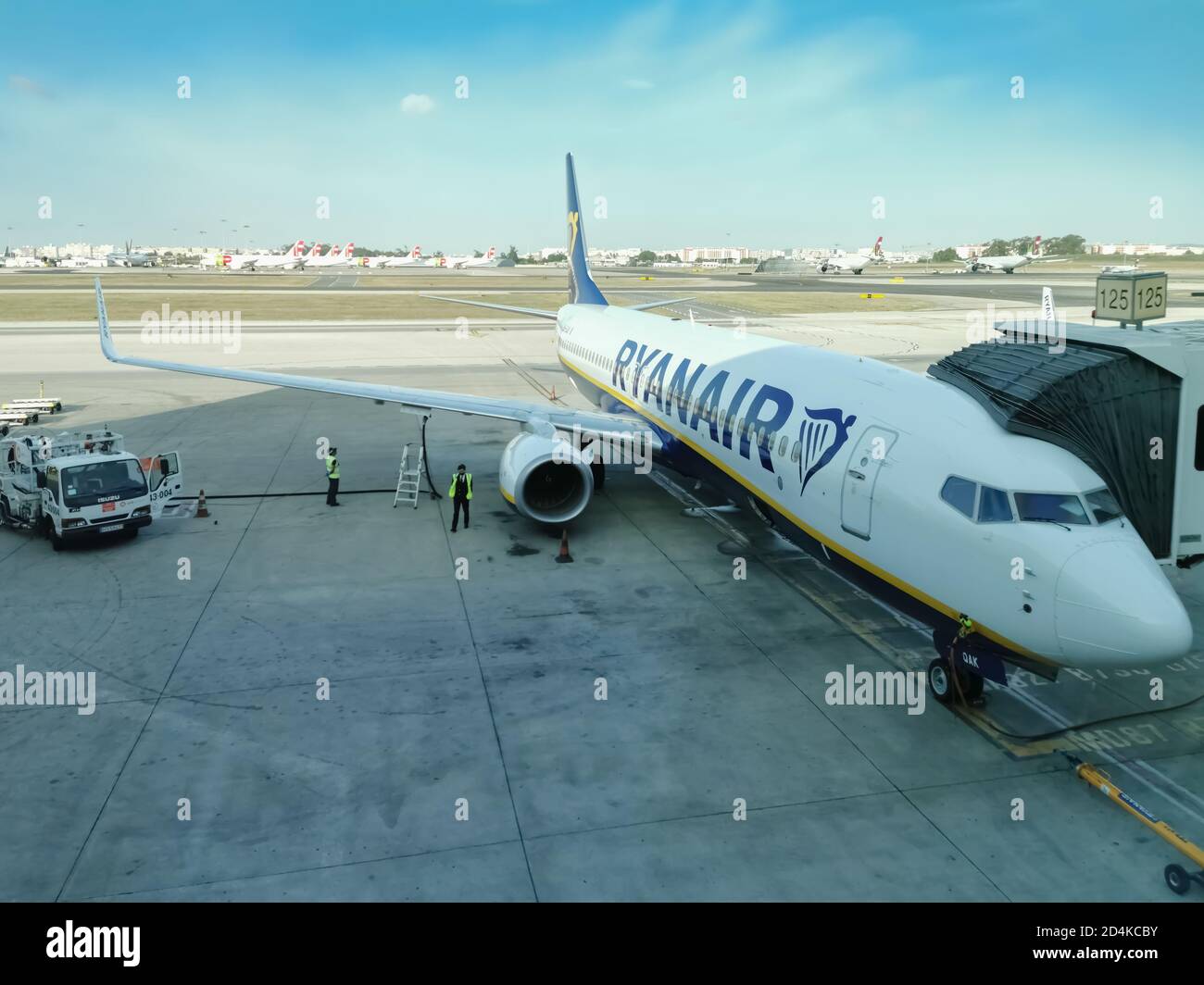 Jet bridge ryanair hi-res stock photography and images - Alamy
