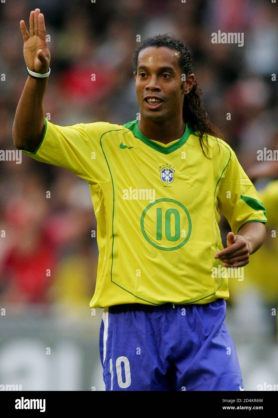 Ronaldinho 2004 hi-res stock photography and images - Alamy
