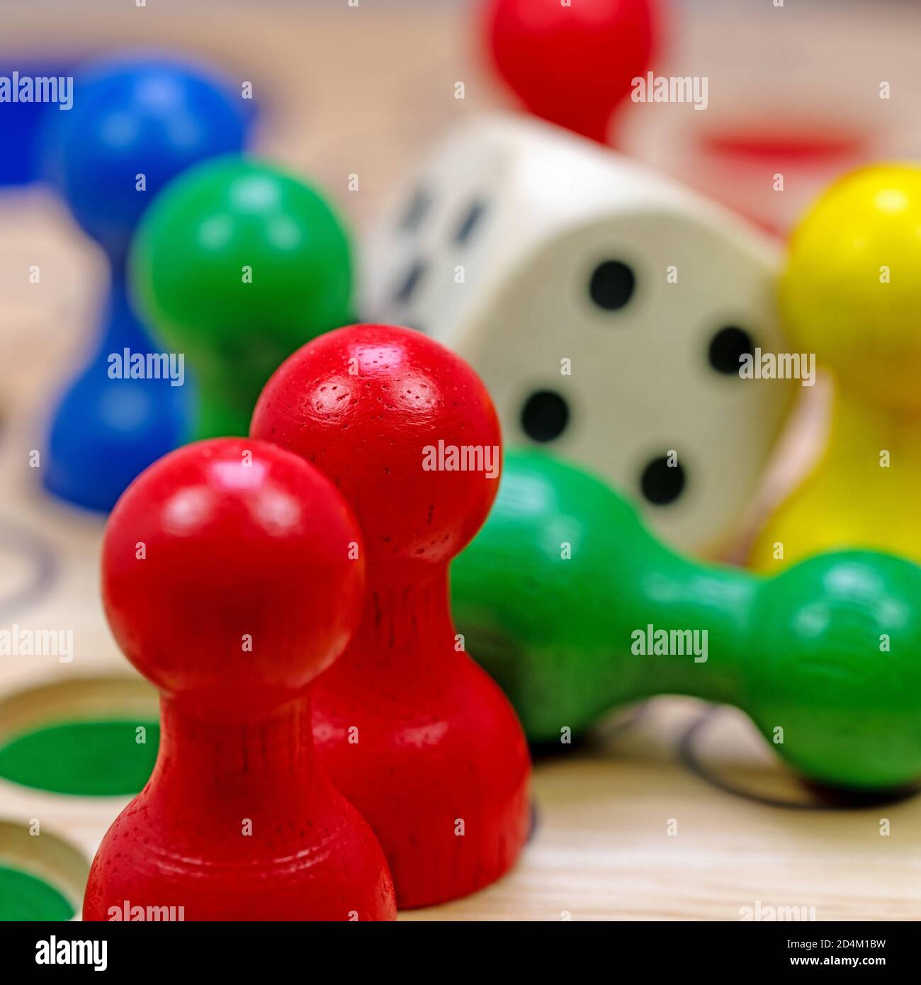 Kids playing board games hi-res stock photography and images - Alamy