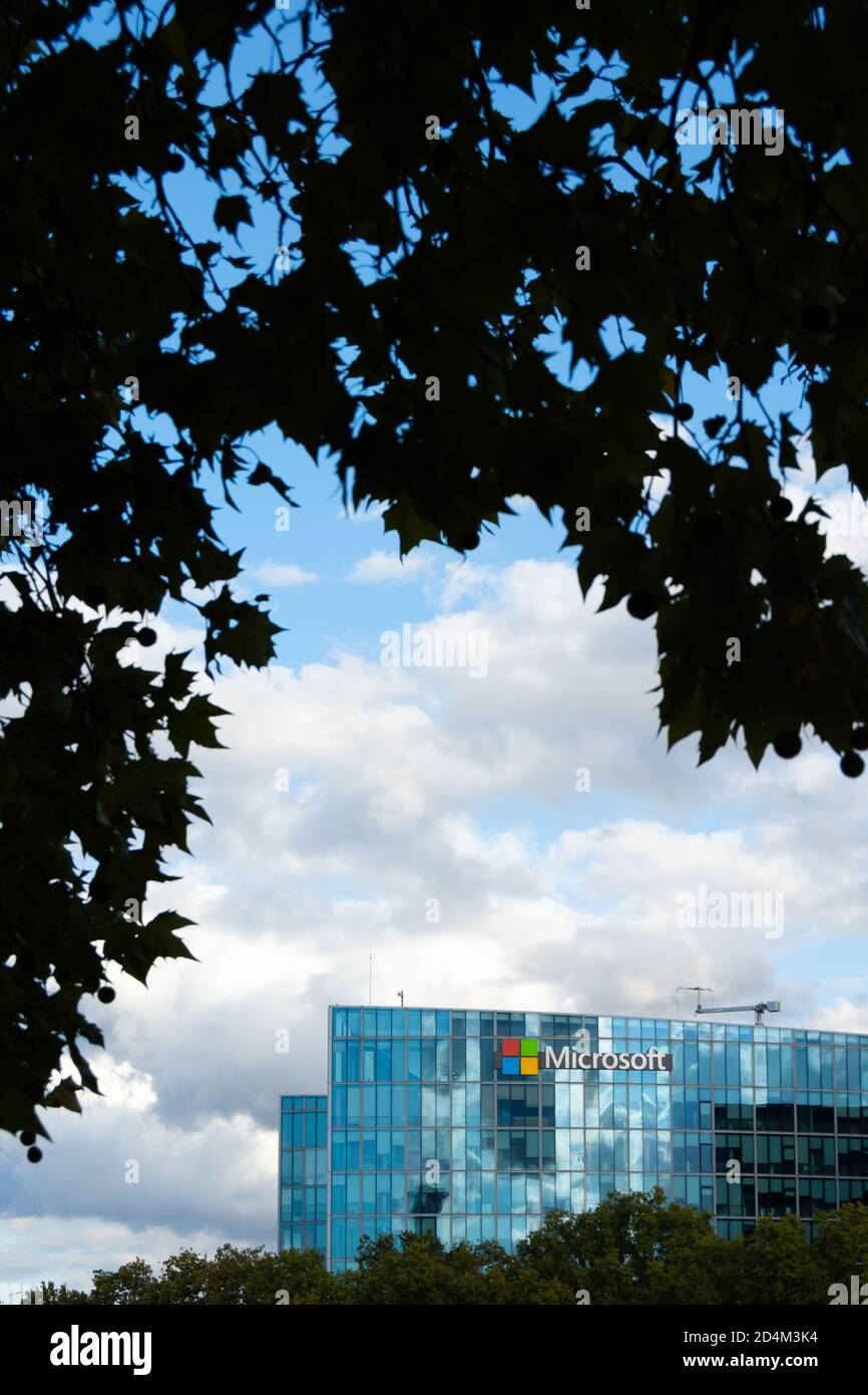 ISSY LES MOULINEAUX, FRANCE - OCTOBER 9, 2020: French headquarters of ...