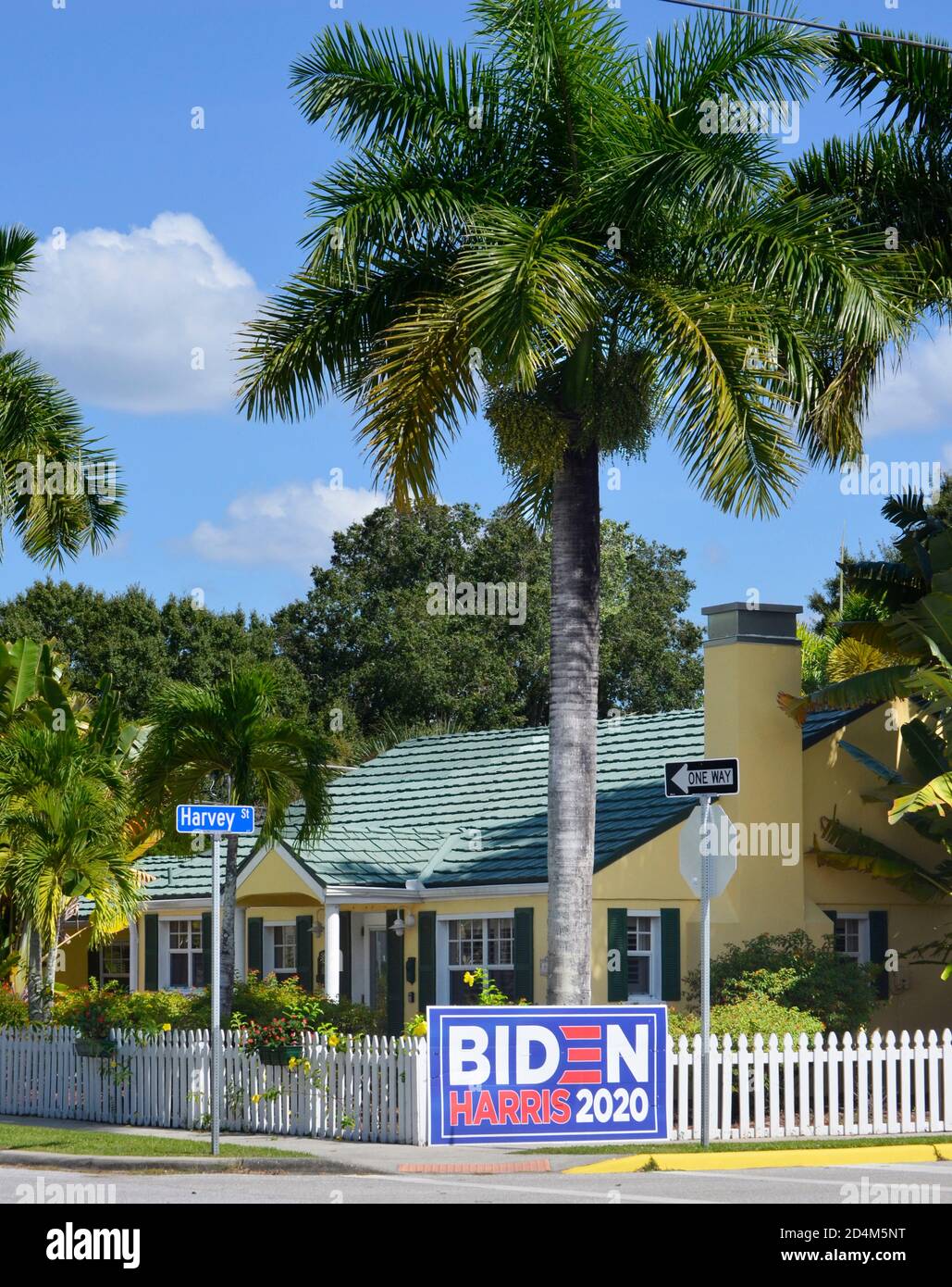 Joe biden sign hi-res stock photography and images - Alamy