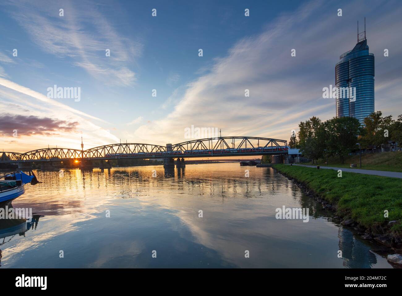 Wien, Vienna: river Donau (Danube), bridge Nordbahnbrücke, Donauturm ...