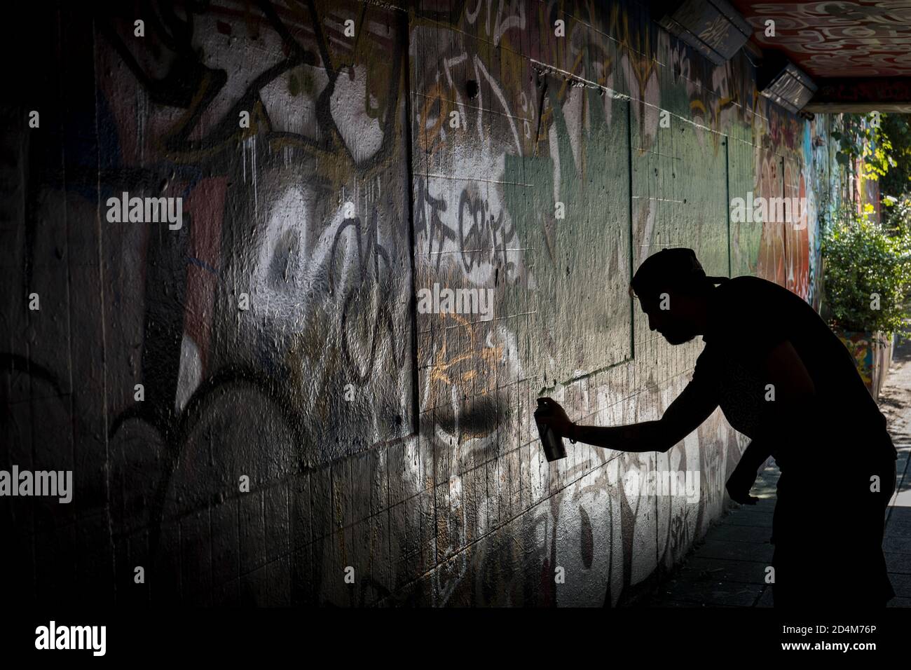 Man spray painting hi-res stock photography and images - Alamy