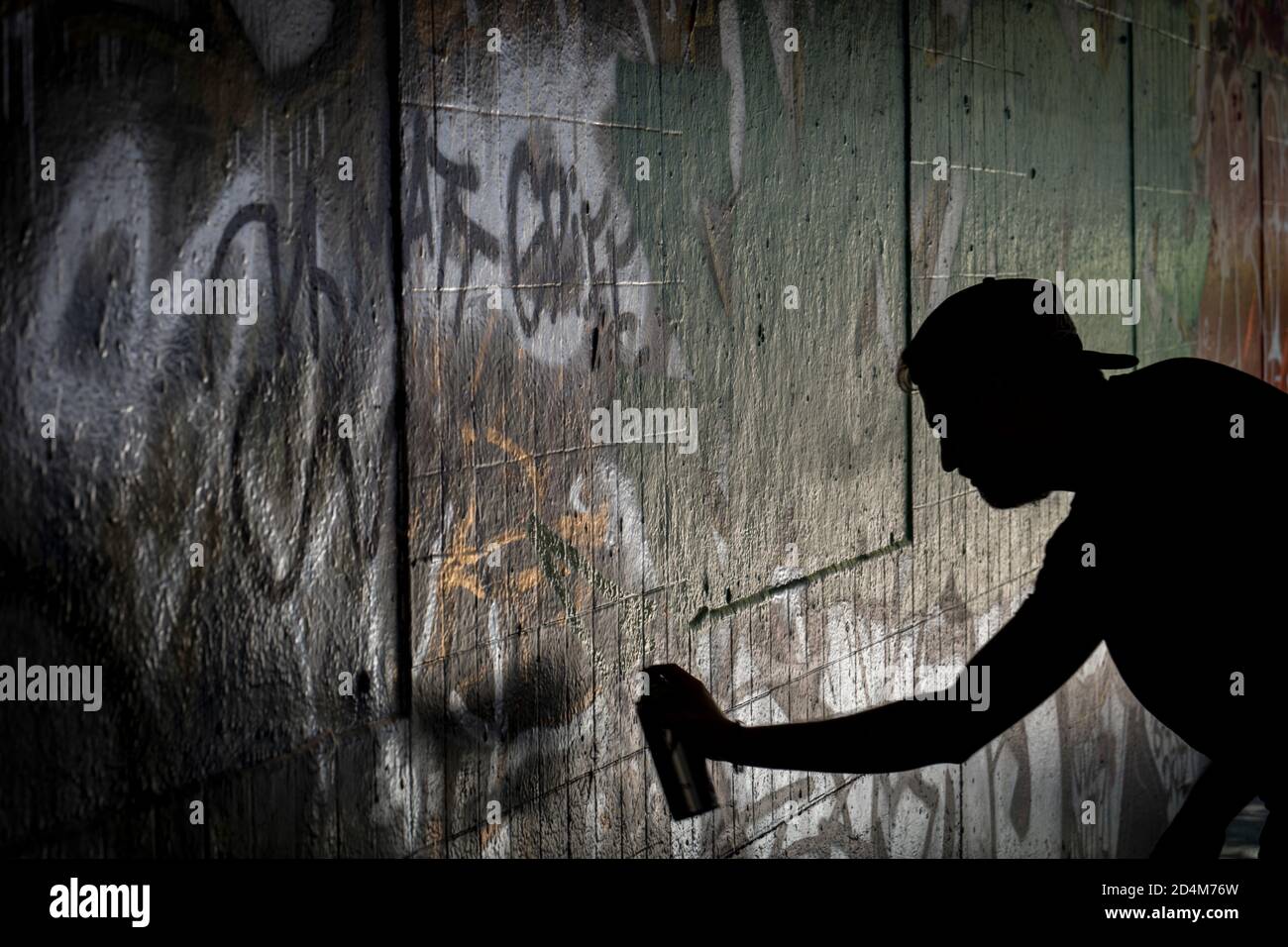 Man spray painting hi-res stock photography and images - Alamy