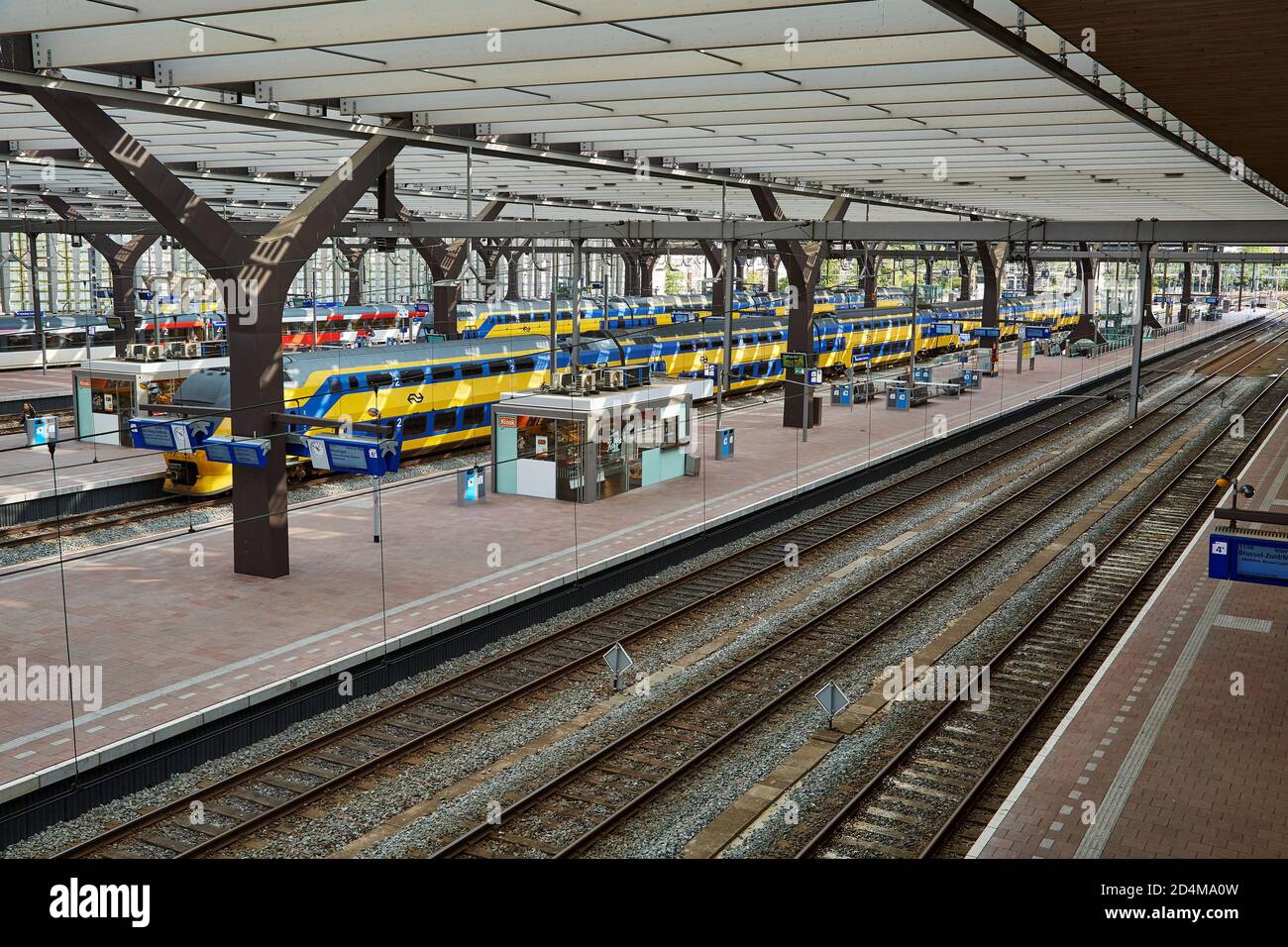 Rotterdam train centraal station hi-res stock photography and images ...