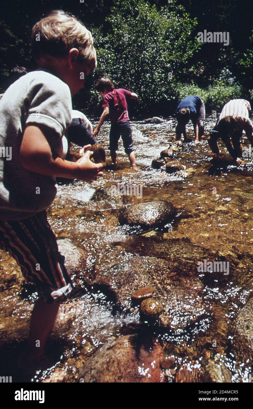 Children making a dam hi-res stock photography and images - Alamy