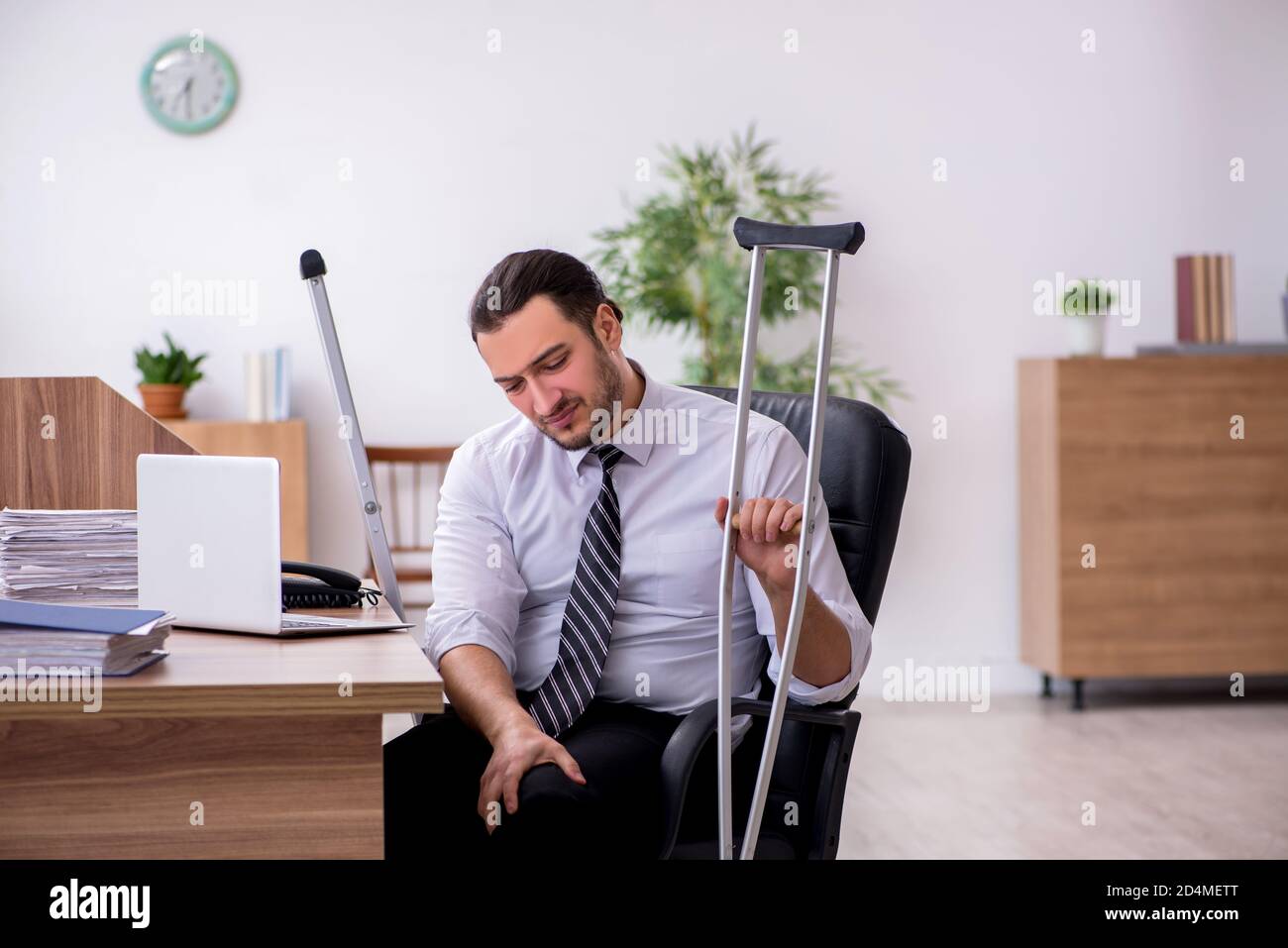 Young leg injured employee suffering at the workplace Stock Photo - Alamy