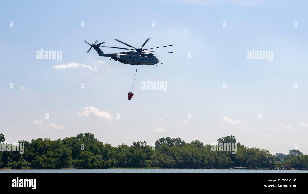 200903-N-NQ285-1538 NORFOLK, Va. (Sept. 3, 2020) An MH-53E Sea Dragon ...