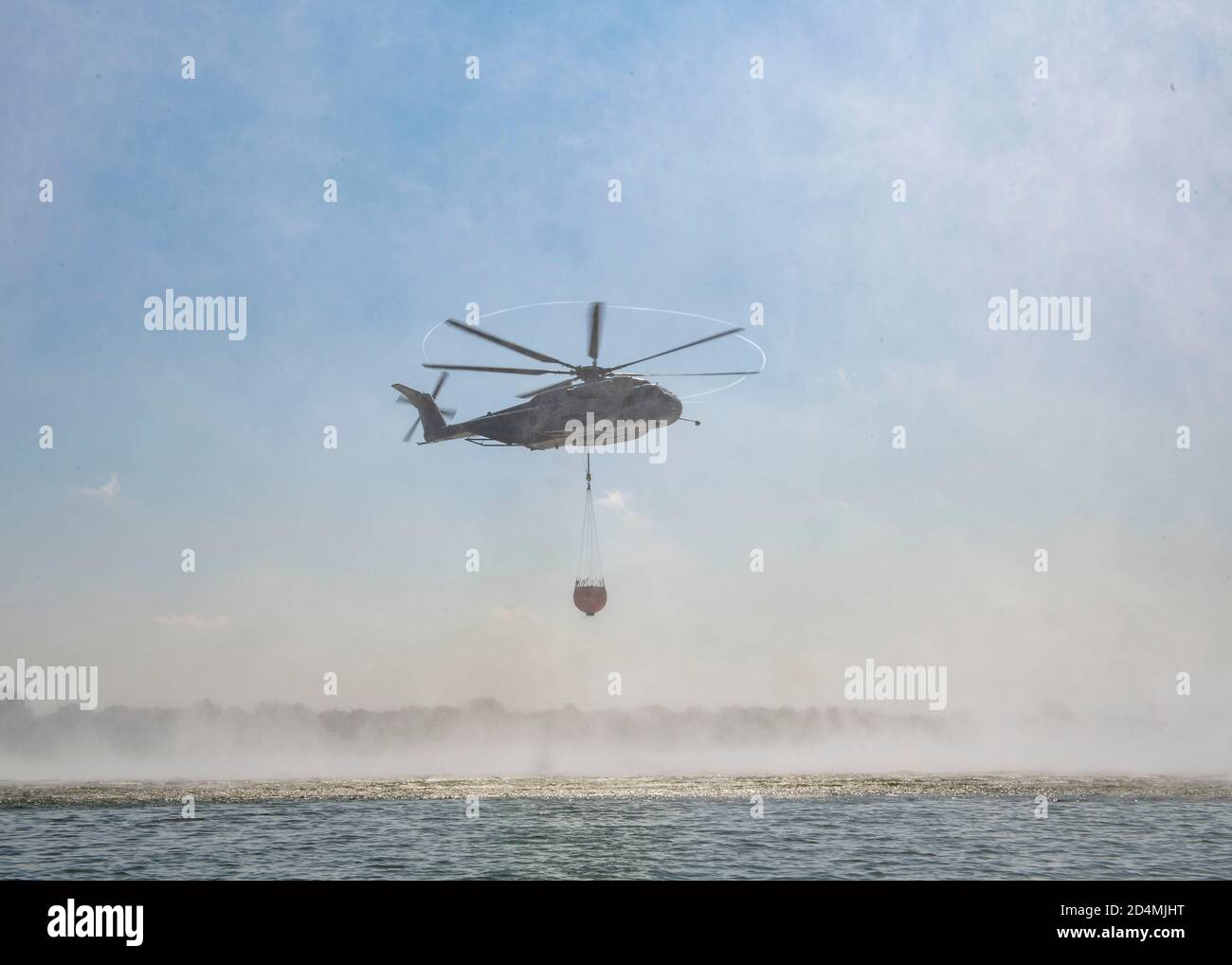 Helicopter aerial firefighting hi-res stock photography and images - Alamy