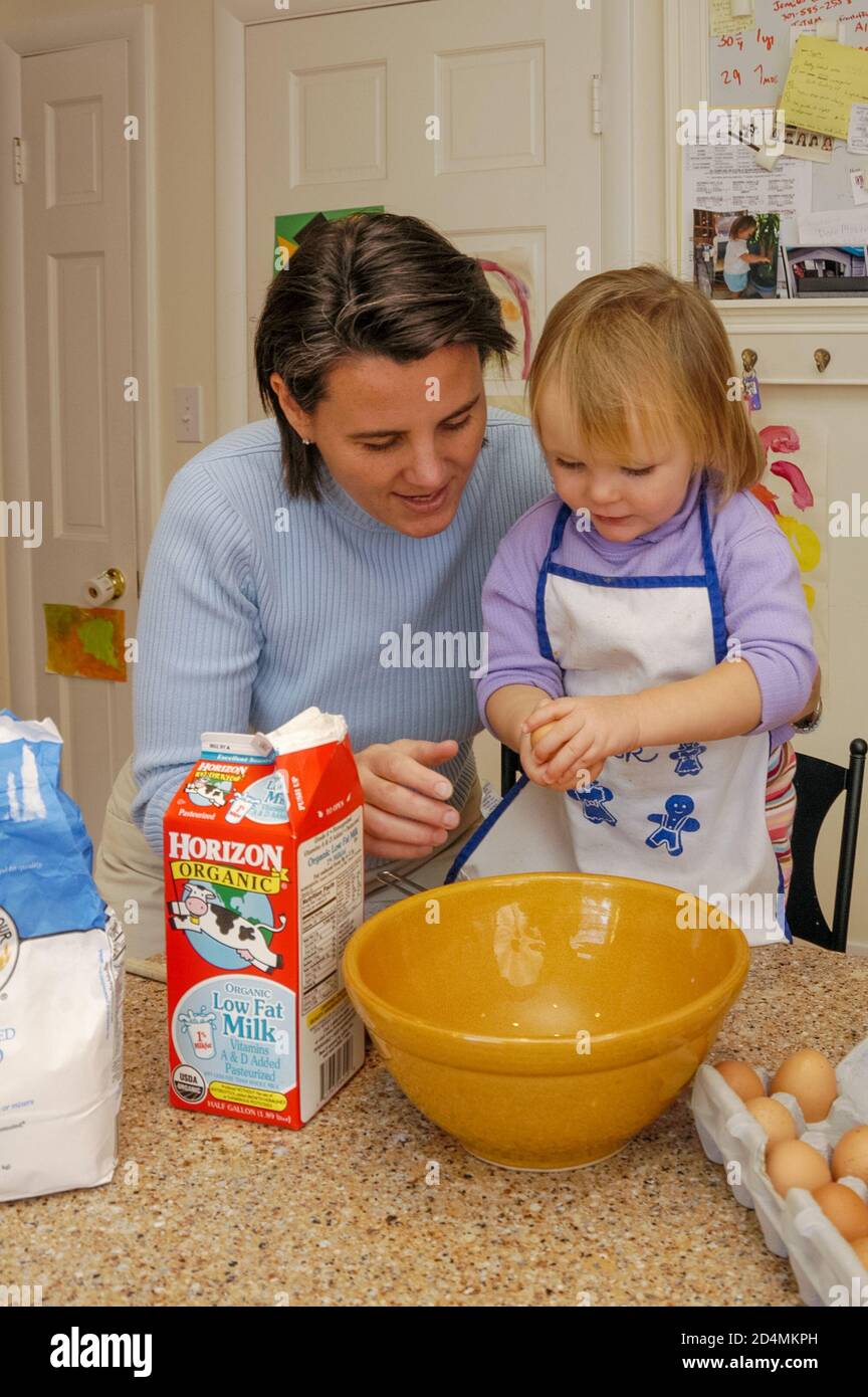 A mother bakes with her daughter. Photo by Liz Roll Stock Photo - Alamy