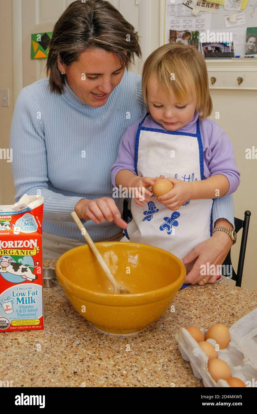 A mother bakes with her daughter. Photo by Liz Roll Stock Photo - Alamy