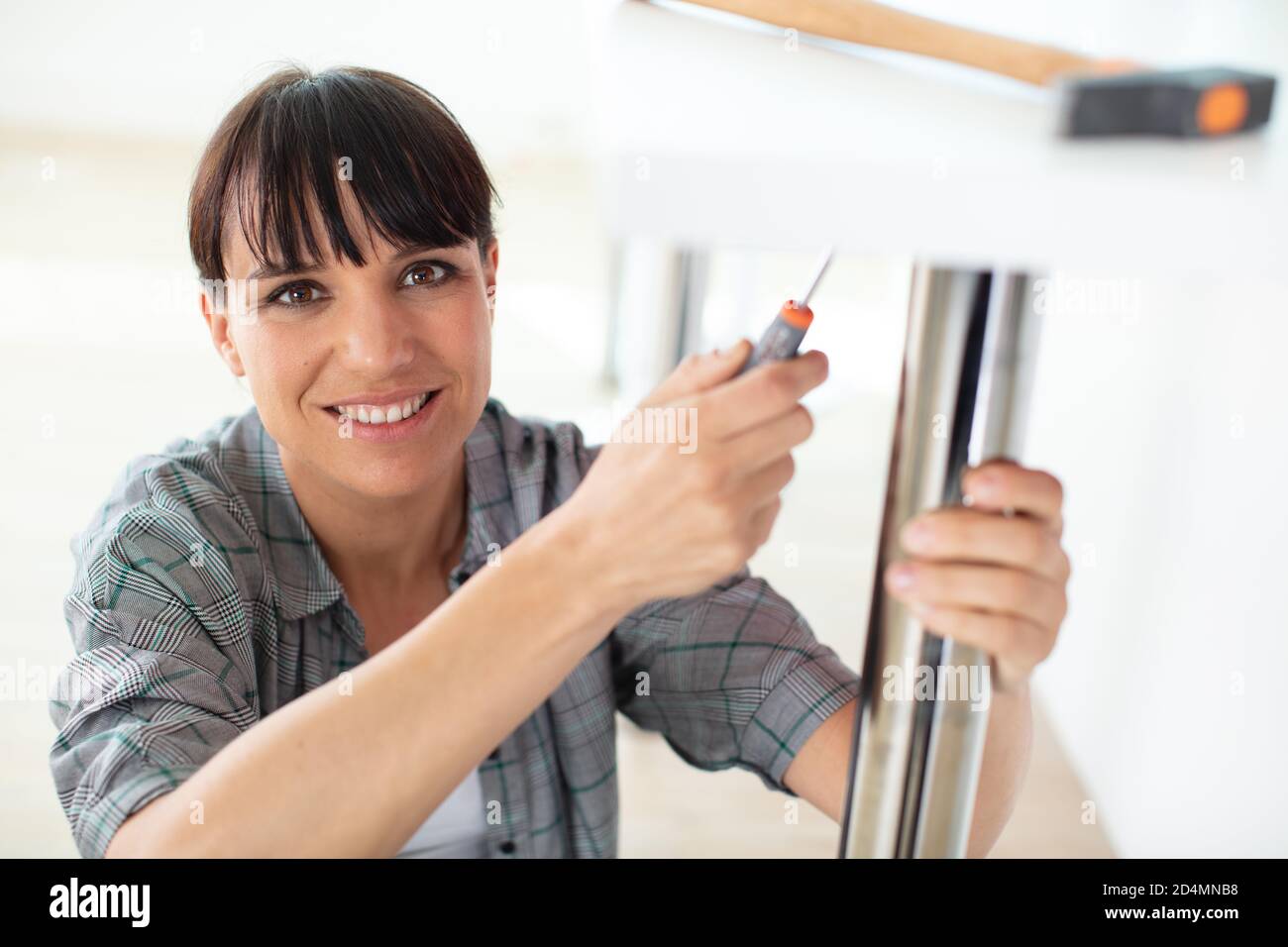 a female builder fixing the table Stock Photo - Alamy