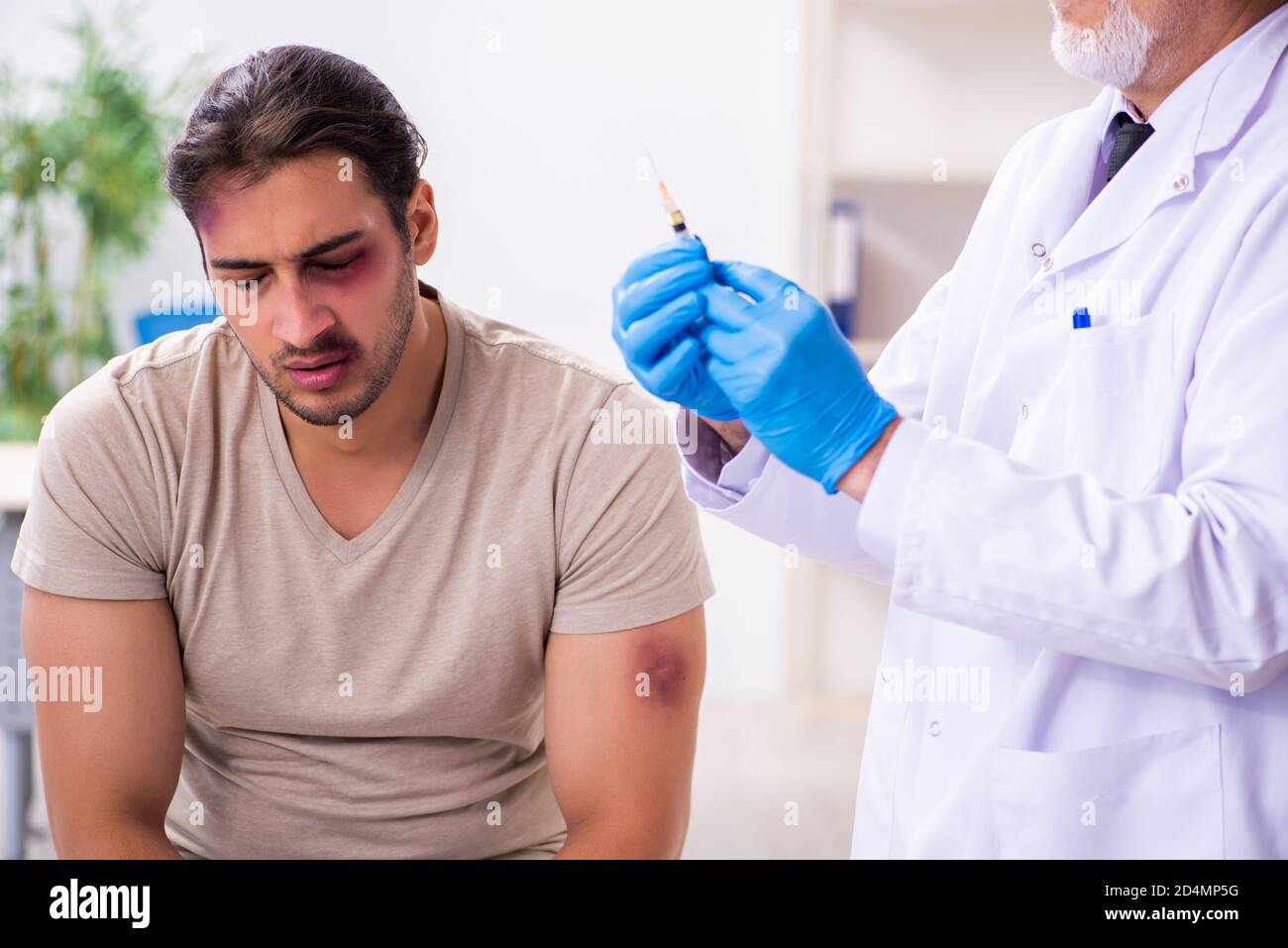 Young face injured man visiting experienced male doctor traumatologist ...