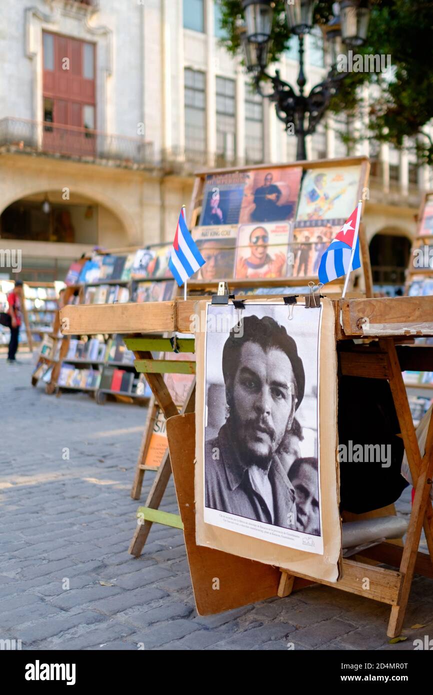 Che Guevara posters for sale at a street market in Old Havana Stock ...