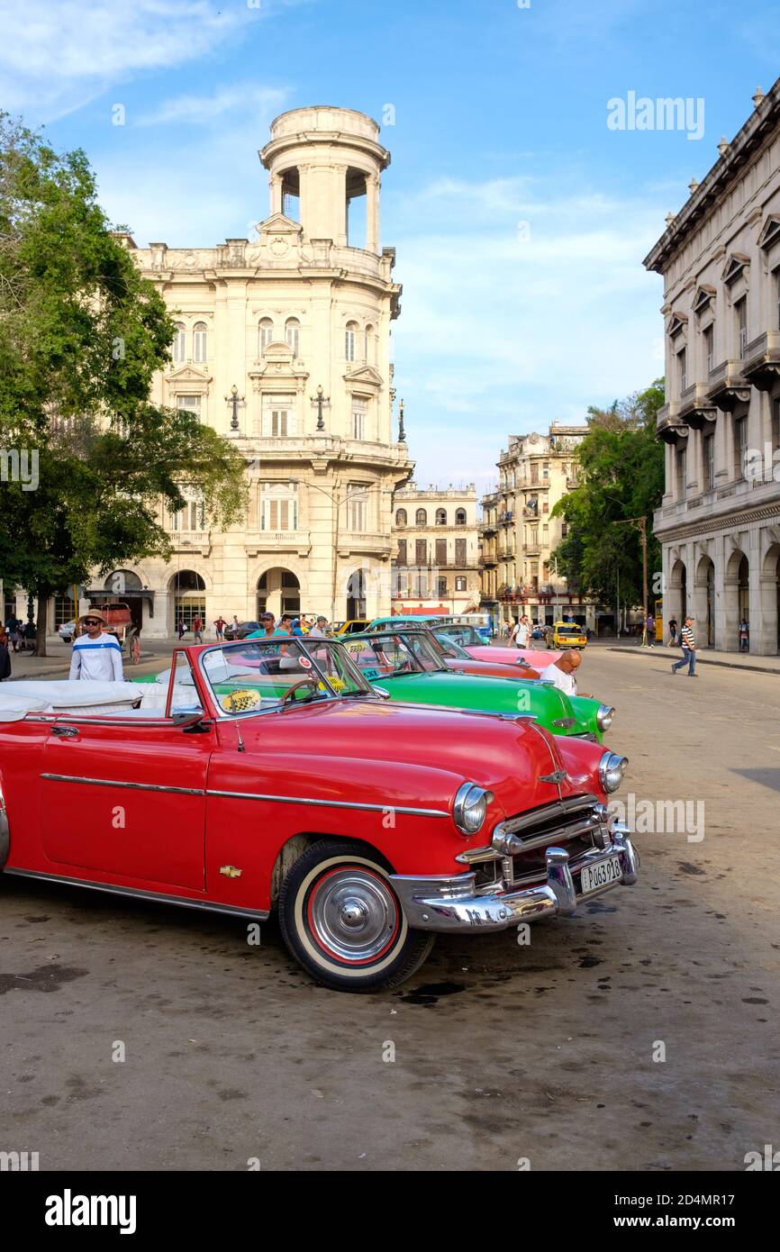 Old classic cars and beautiful historic buildings in Havana Stock Photo ...