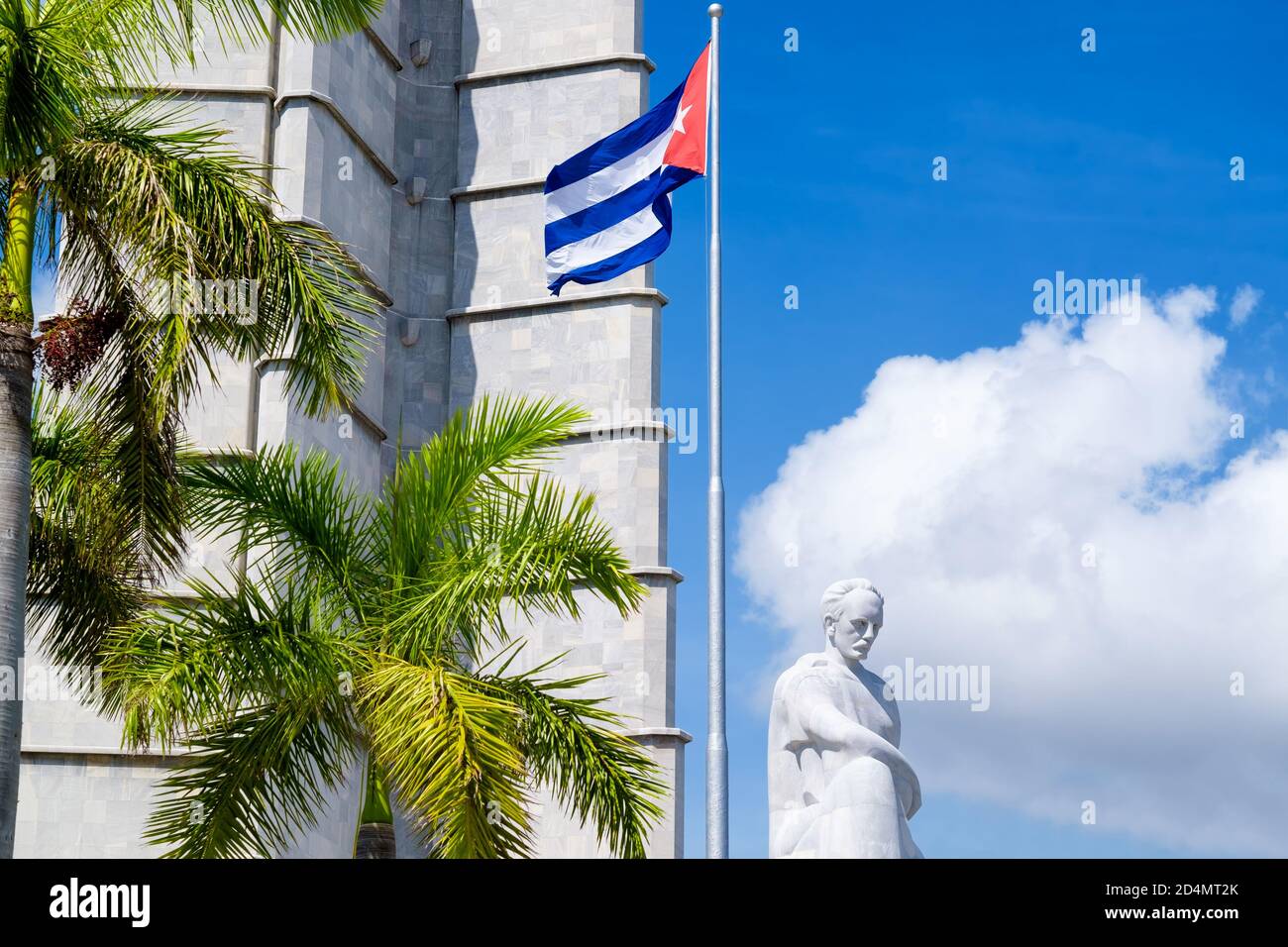 Monument, cuban flag and palms at the Revolution Square in Havana Stock ...